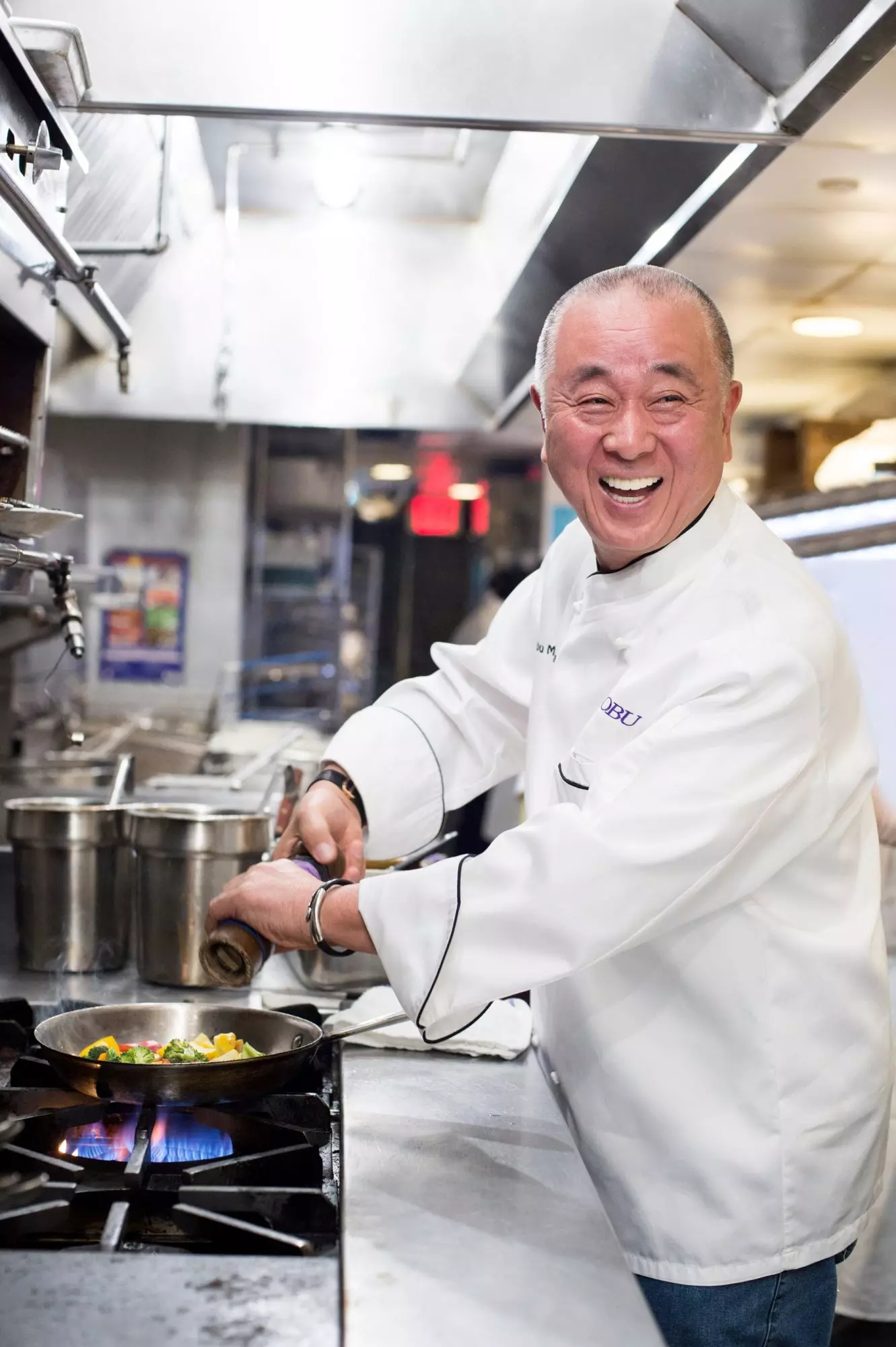 Si Chef Nobu naghimog pagkaon sa kusina