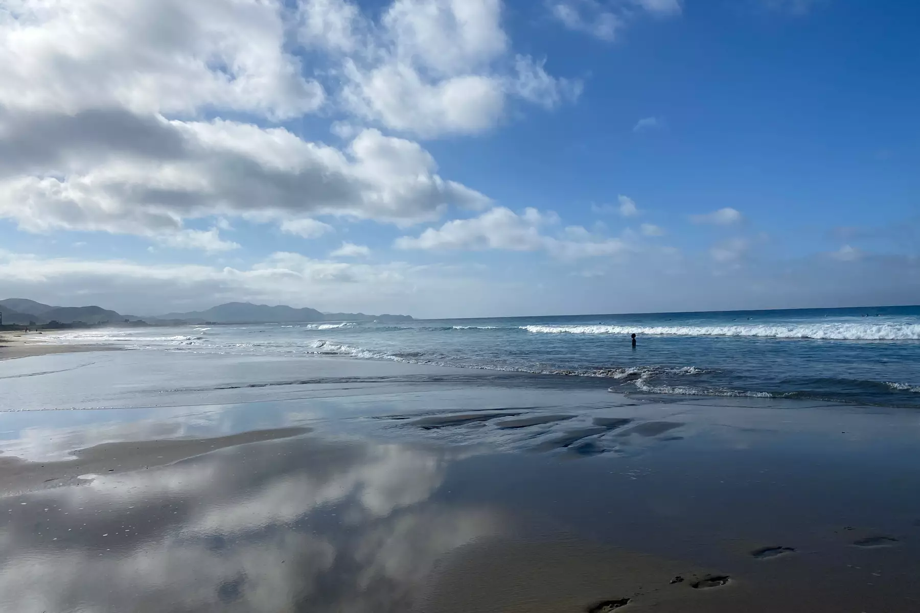 漲潮時的海浪使沙子看起來像玻璃