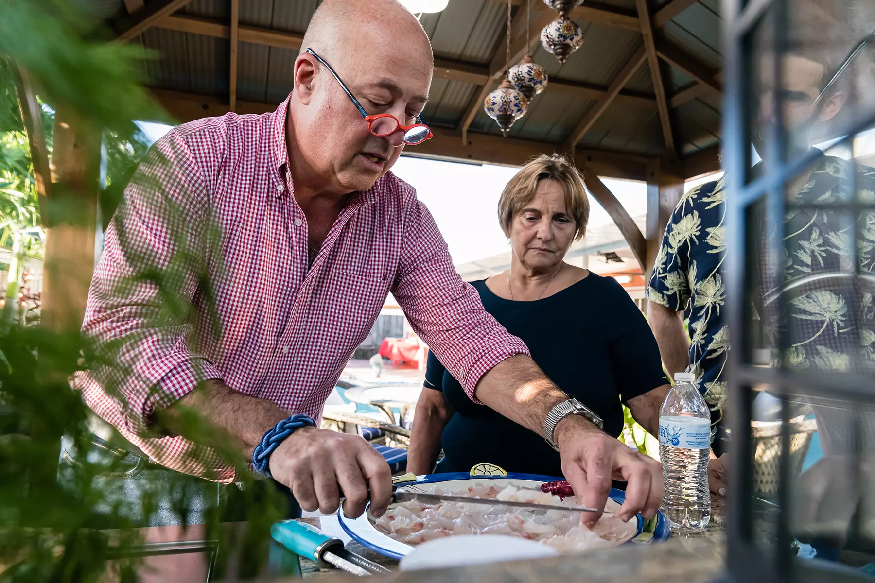 El presentador Andrew Zimmern prepara una ensalada de pescado fresco, como se ve en Family Dinner, Temporada 1.