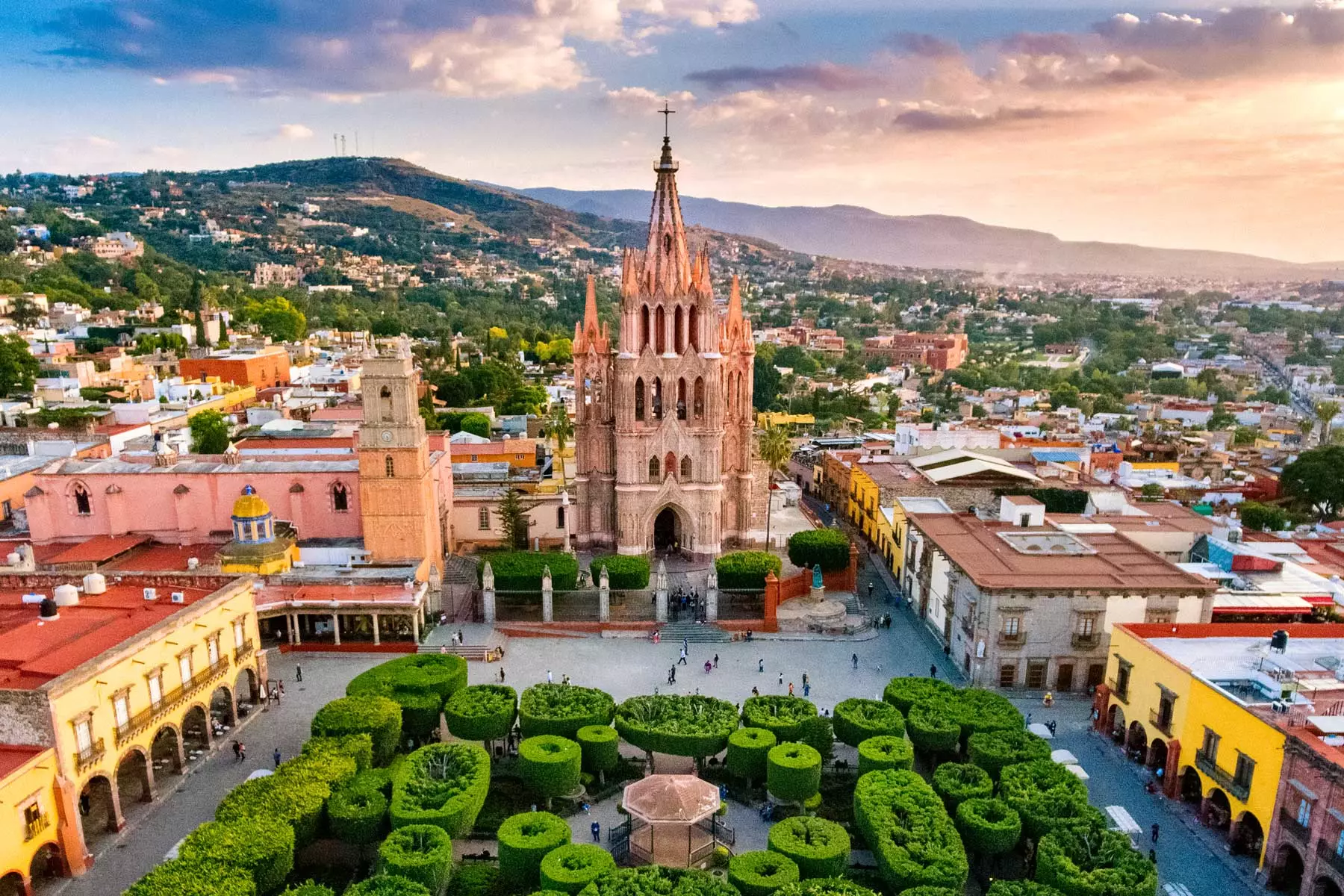 Vista aérea de jardines e iglesia en San Miguel de Allende, México, votada como la mejor ciudad del mundo