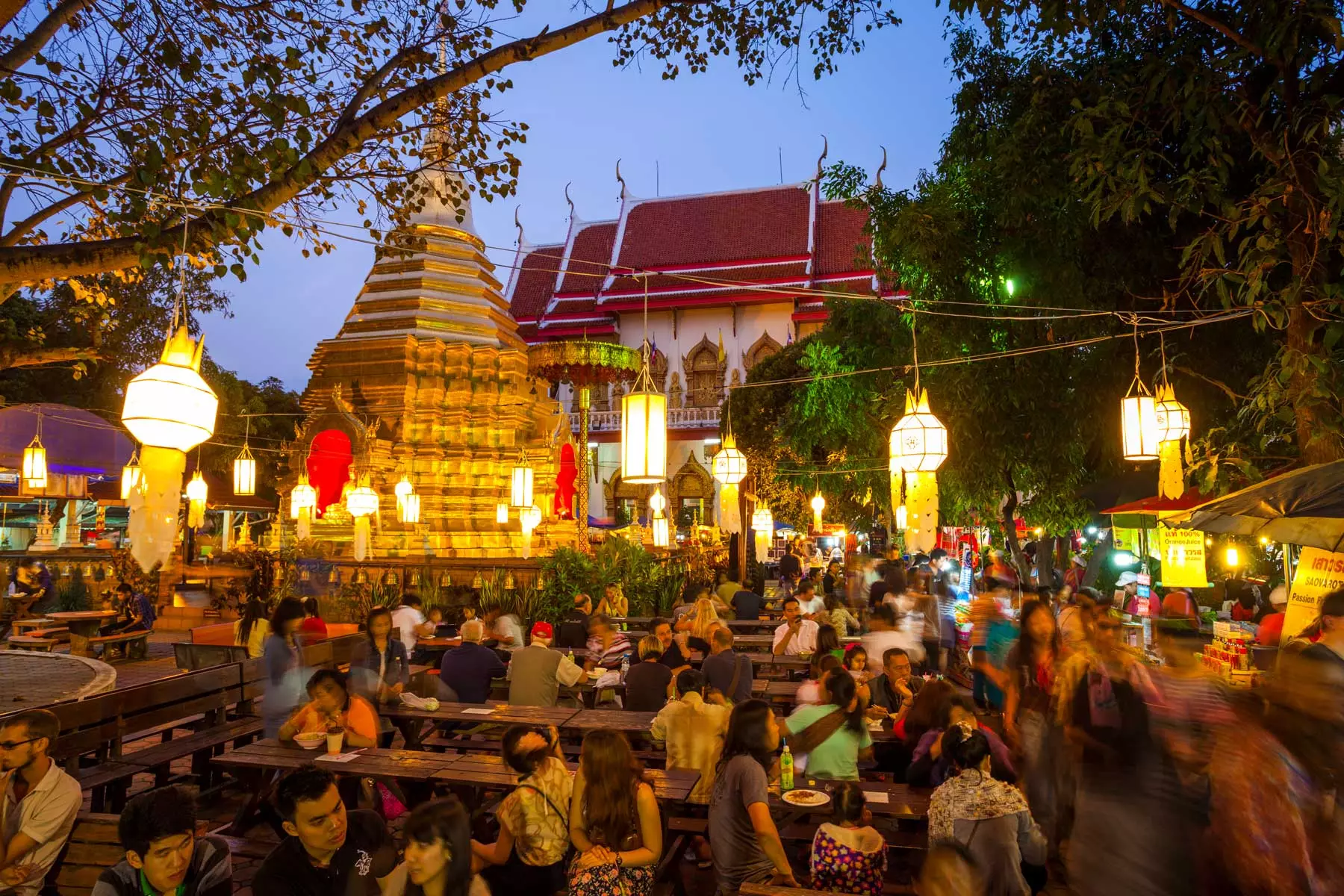 Los comensales en mesas iluminadas con faroles colgantes en Chiang Mai, Tailandia, votada como una de las mejores ciudades del mundo