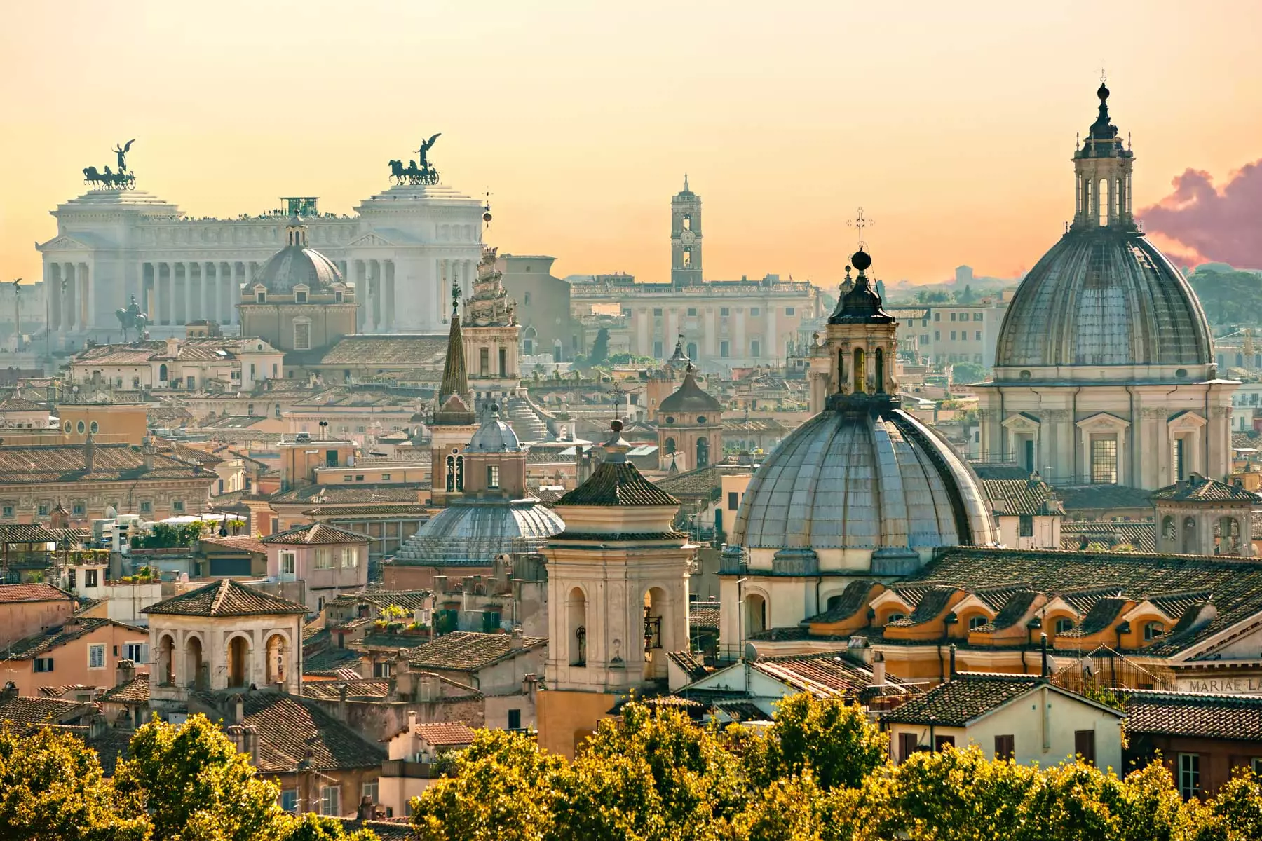 Vista desde Castel St Angelo a los tejados de un edificio icónico en Roma, Italia, votada como una de las mejores ciudades del mundo