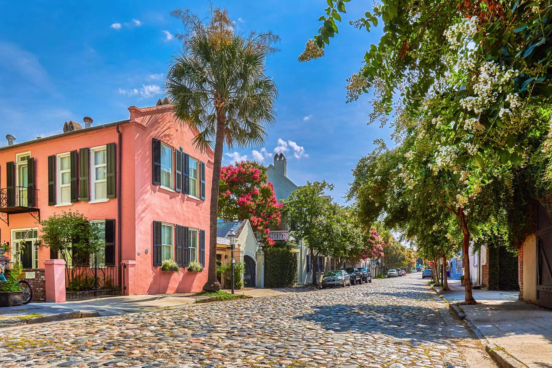 Casas coloridas y palmeras en Charleston, Carolina del Sur, votada como una de las mejores ciudades del mundo