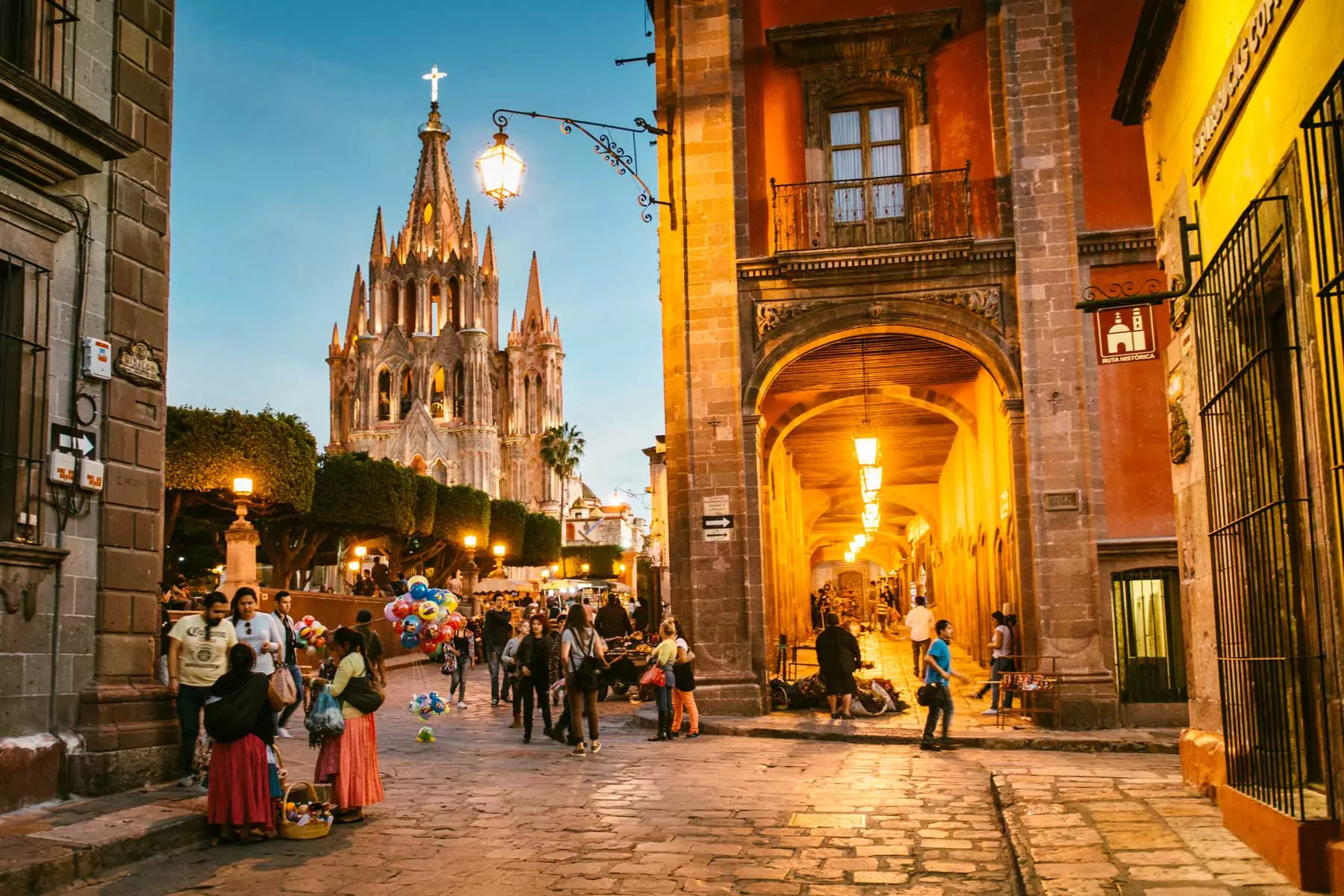 Eng beschäftegt Plaz zu San Miguel de Allende, Mexiko, gewielt déi bescht Stad op der Welt