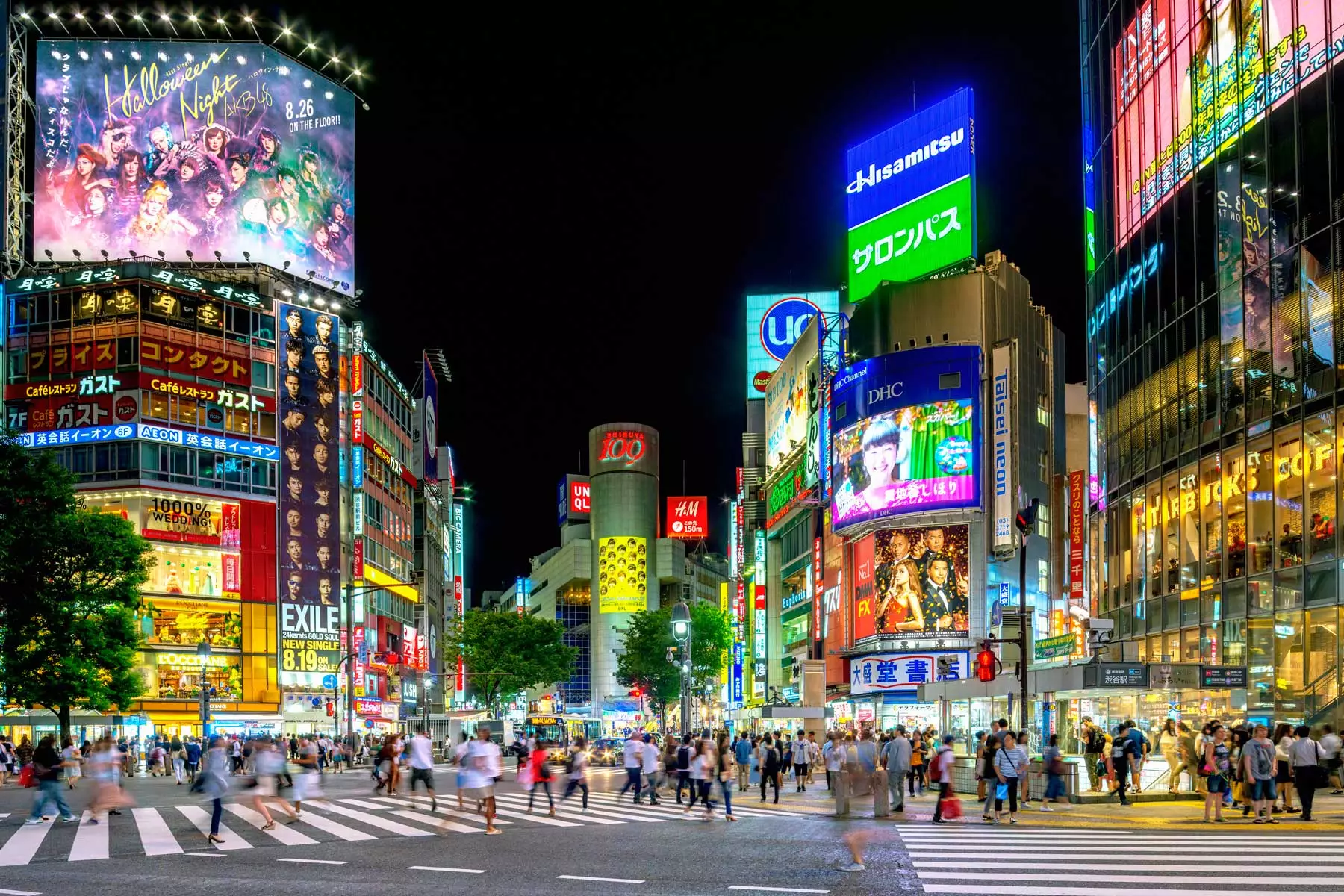 Un affollato incrocio di Shibya di notte, a Tokyo, in Giappone, è stato votato come una delle migliori città del mondo