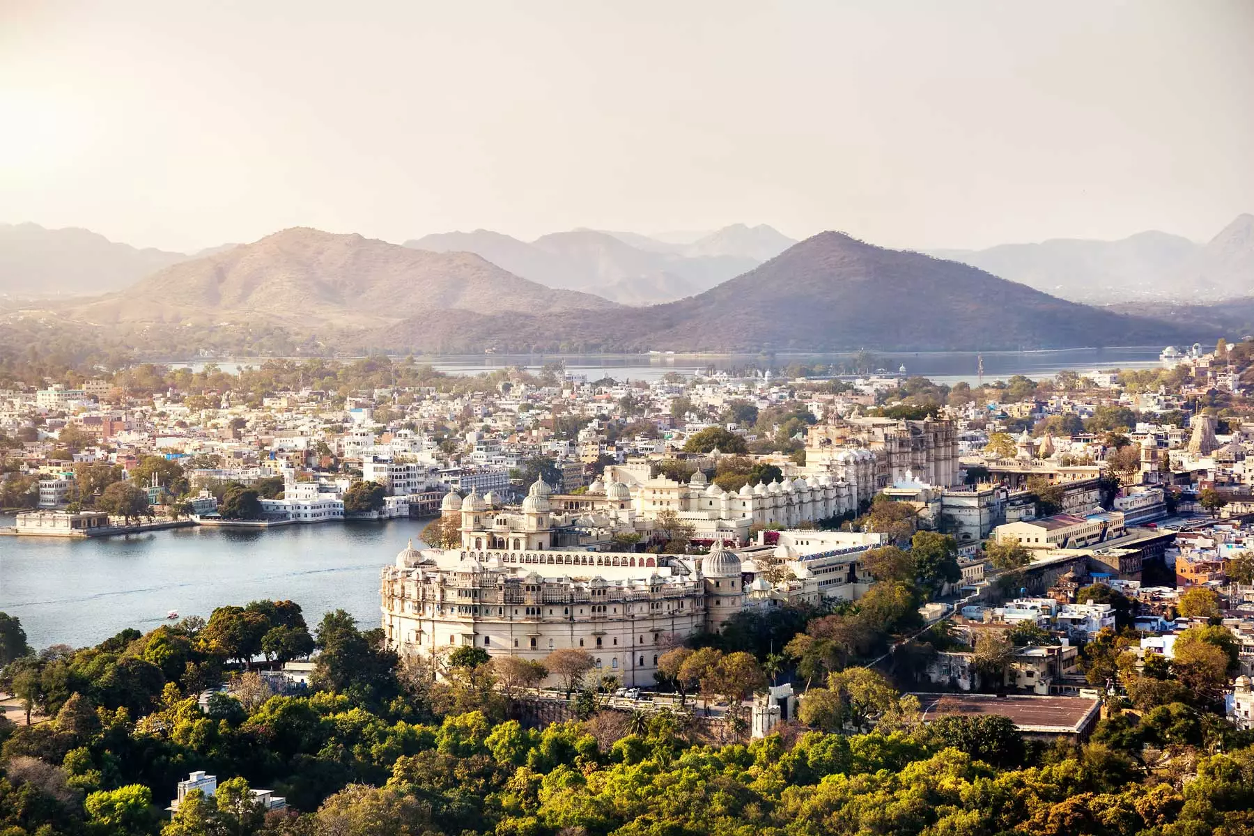 Lake Pichola an City Palace zu Udaipur, Indien, gewielt ee vun de beschte Stied vun der Welt