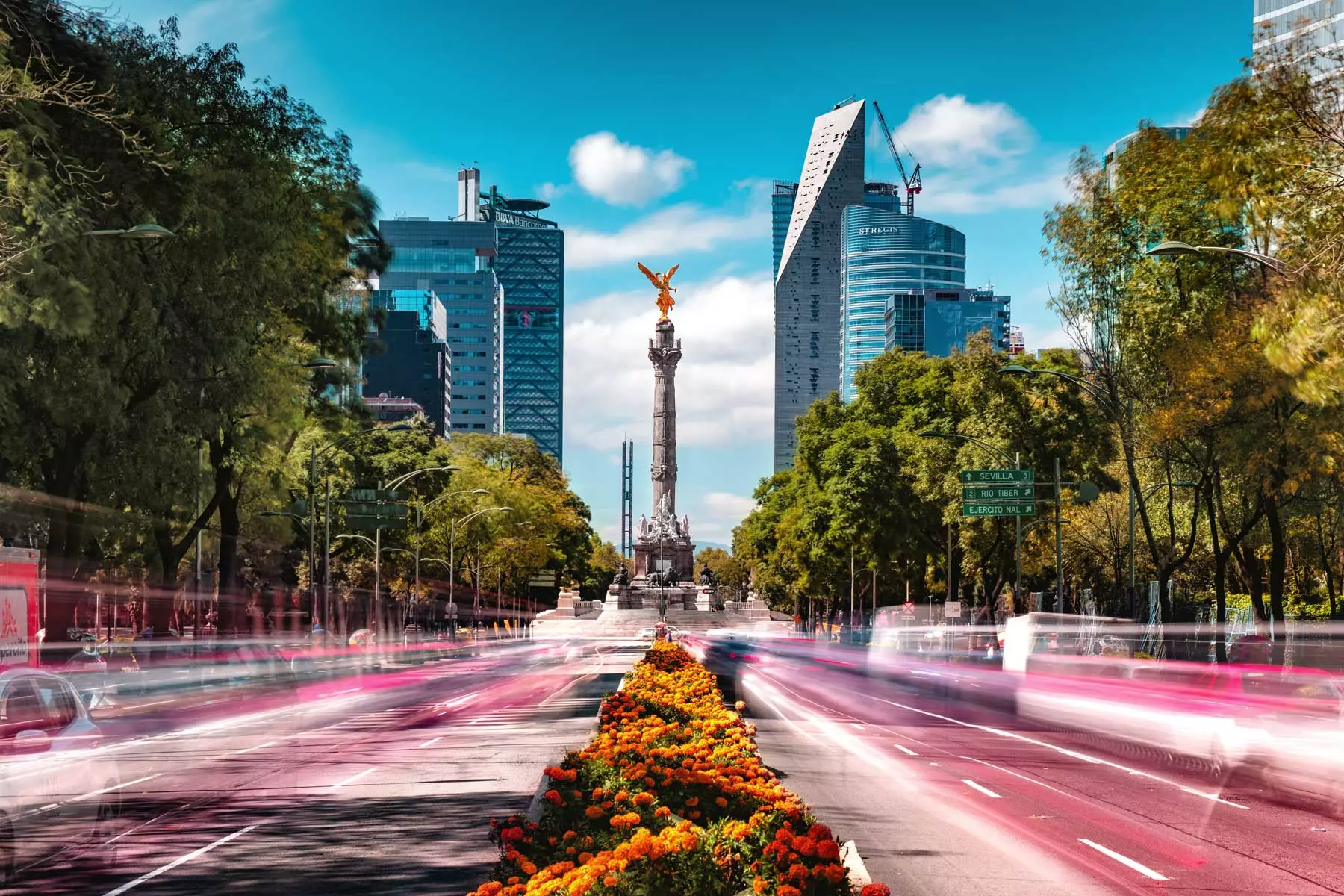 Autos en movimiento a lo largo del Paseo de la Reforma en la Ciudad de México, México, votada como una de las mejores ciudades del mundo