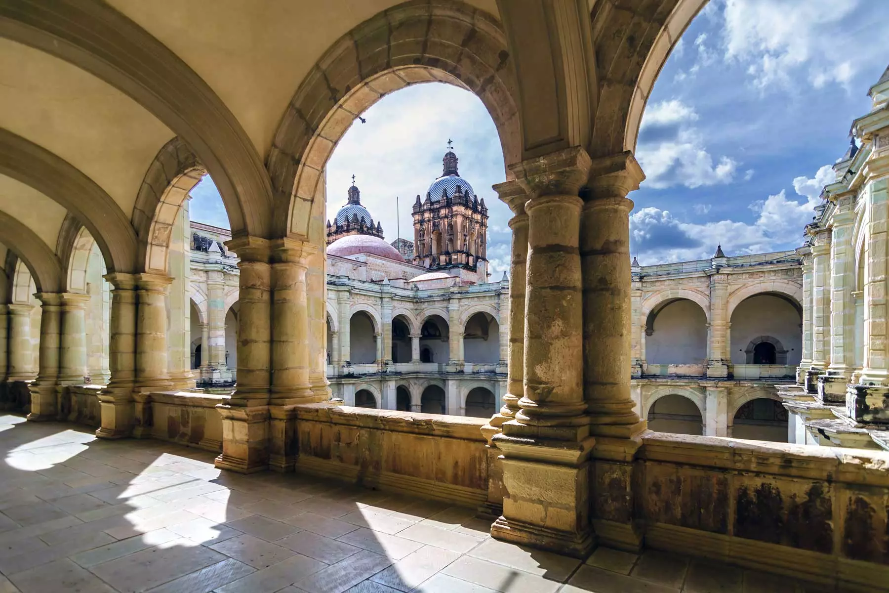 Vue op eng archway an enger Kathedral zu Oaxaca, Mexiko, gewielt eng vun de beschte Stied op der Welt