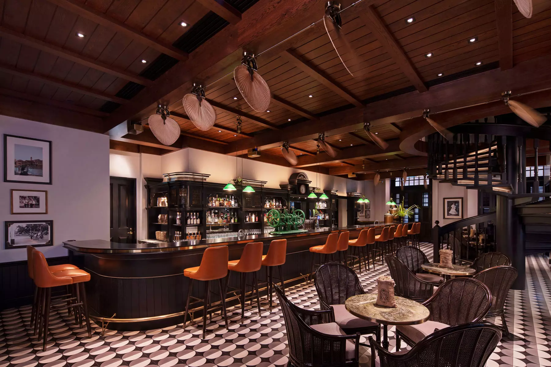 Bahagian dalam Long Bar di Raffles Singapore