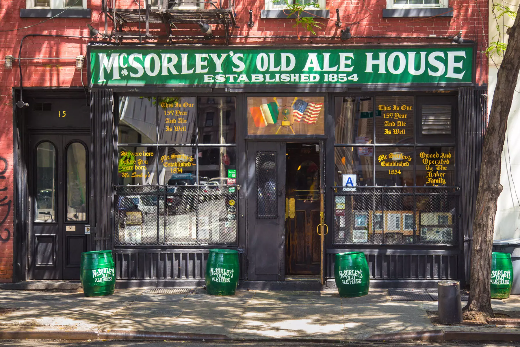 McSorley's Old Ale House의 외관