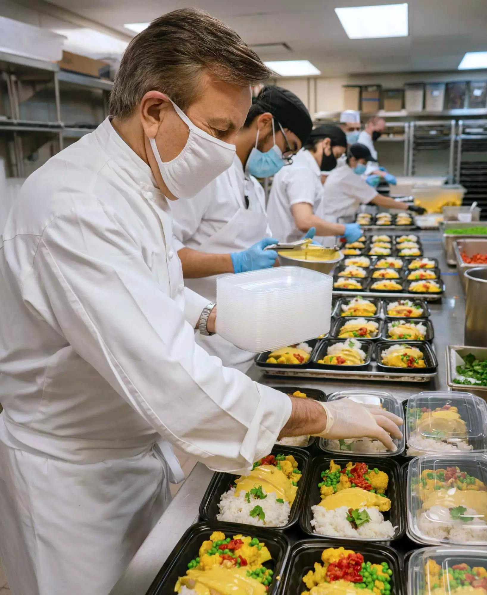 An cócaire Daniel Boulud ag ullmhú béilí do Citymeals i gceann dá chistineacha i gCathair Nua-Eabhrac