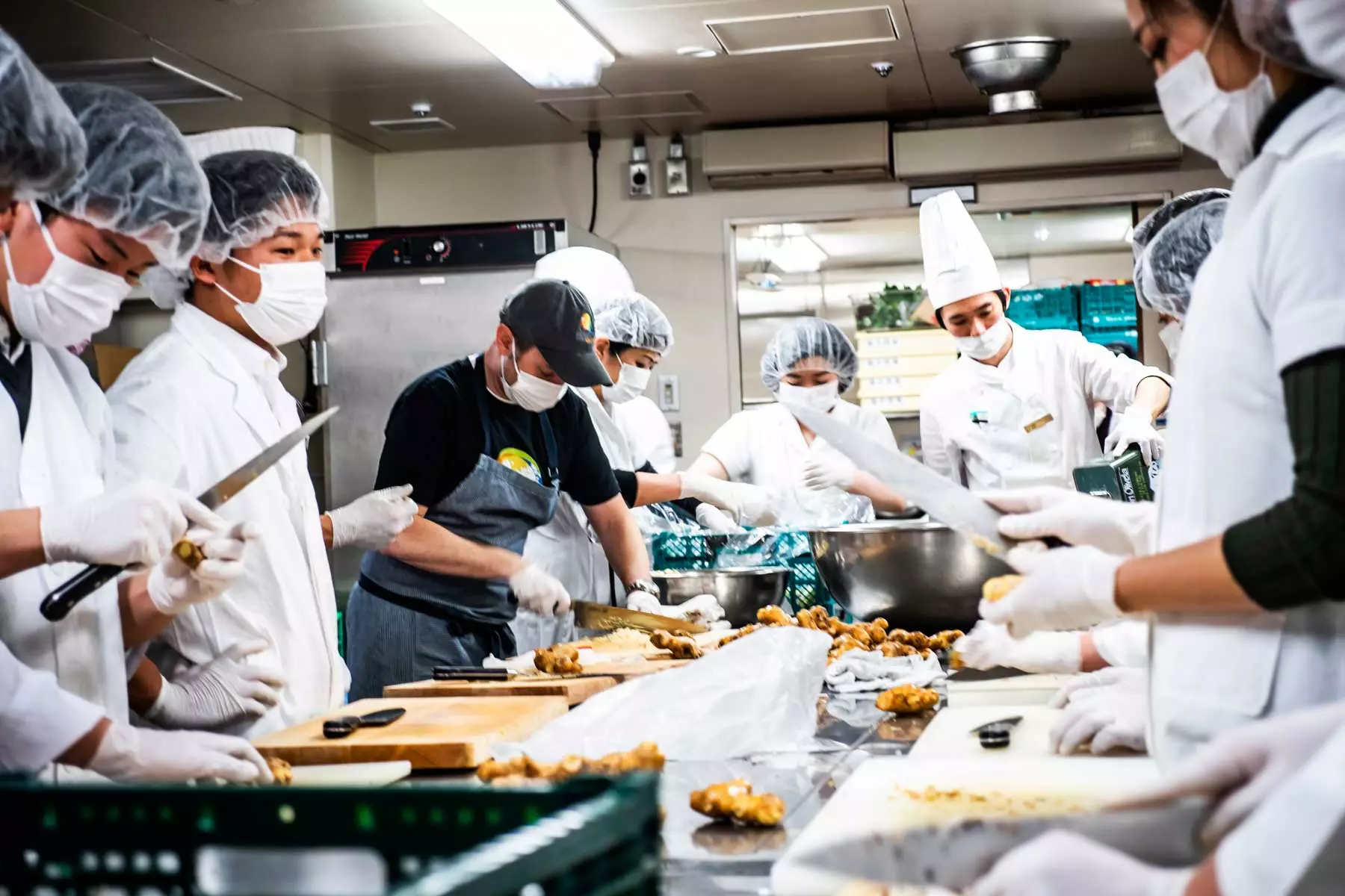 Gulu lodyera la World Central Kitchen ku Yokohama, Japan, likukonza chakudya kuti chigawidwe