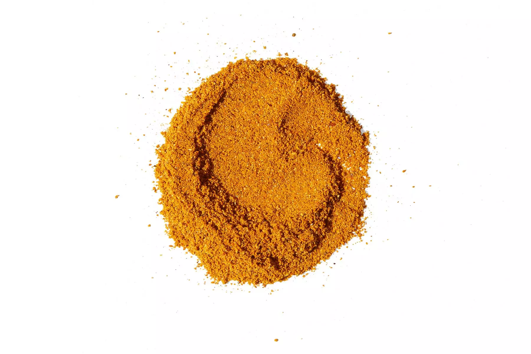 En haug med Mekko Spice Rub fra Essie Spice, fotografert på hvit bakgrunn