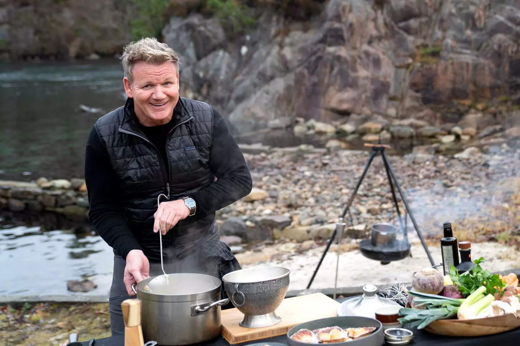 Chef Gordon Ramsay roert in pot chowder bûten, op 'e kustline fan Vestry Island yn Noarwegen