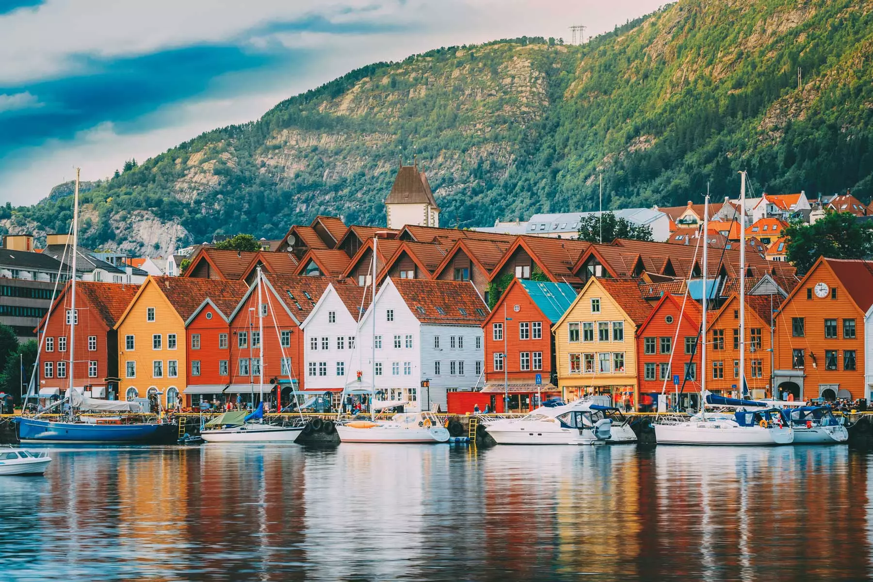 Kleurige huzen mei útsjoch oer it wetter by Bryggen Wharf yn Bergen, Noarwegen