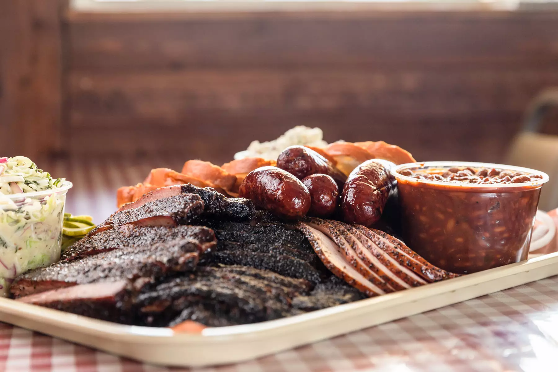 Barbecue ribs, hnyuv ntxwm, brisket, taum, thiab cole slaw