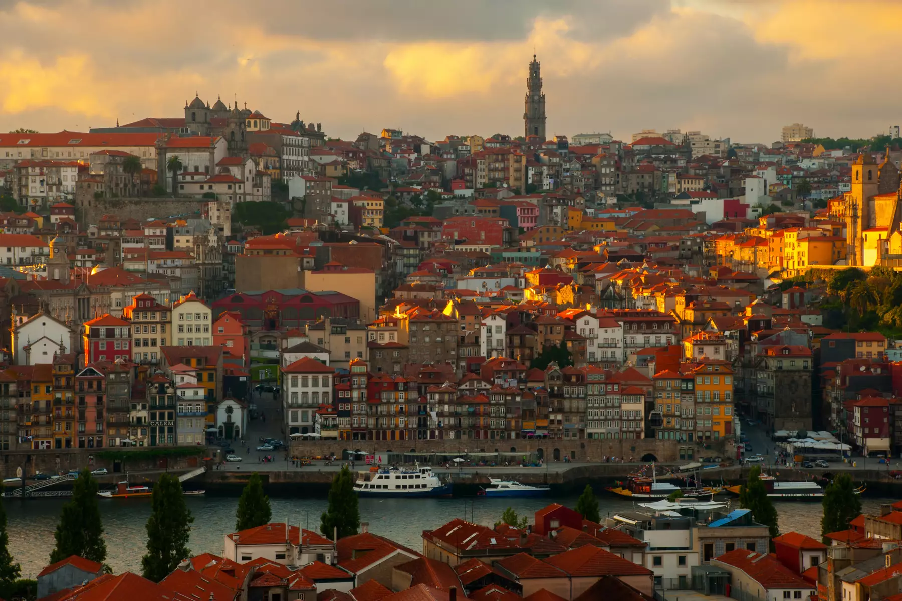 Stadliichter vu Porto, Portugal mat Reflexiounen am Floss Douro