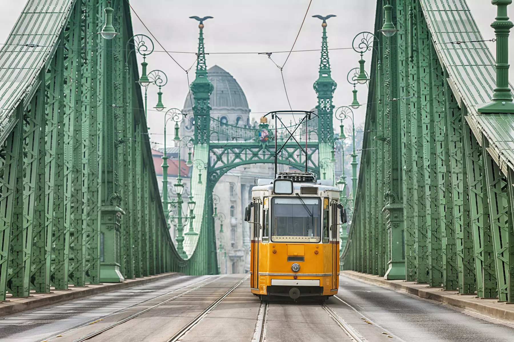 Vintage kabelbaan op Liberty Bridge yn Boedapest