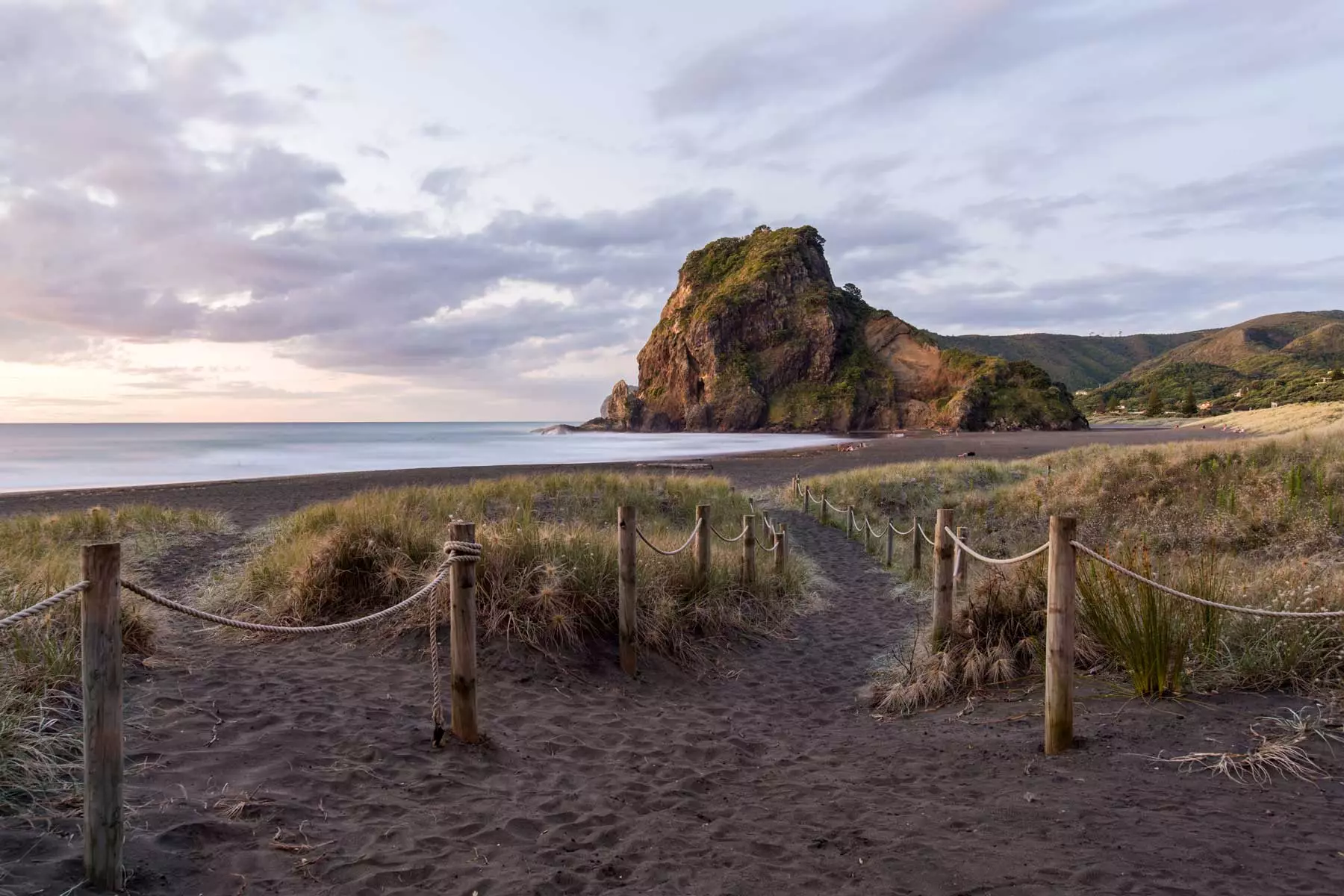 Lion Rock na pláži Piha neďaleko Aucklandu na Novom Zélande