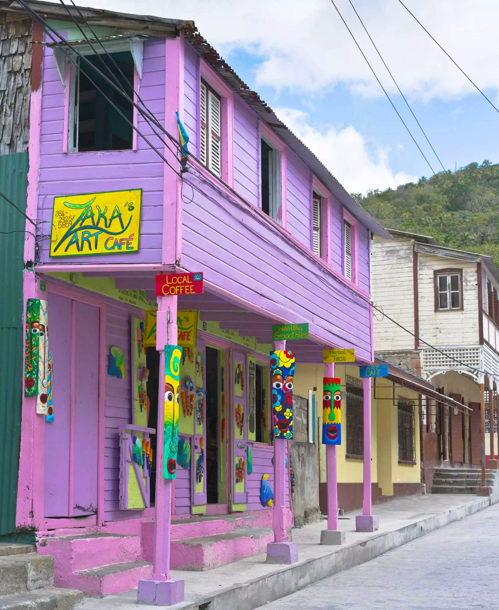 Ekstero de la Zaka Arto-Kafejo en Soufriere, St Lucia