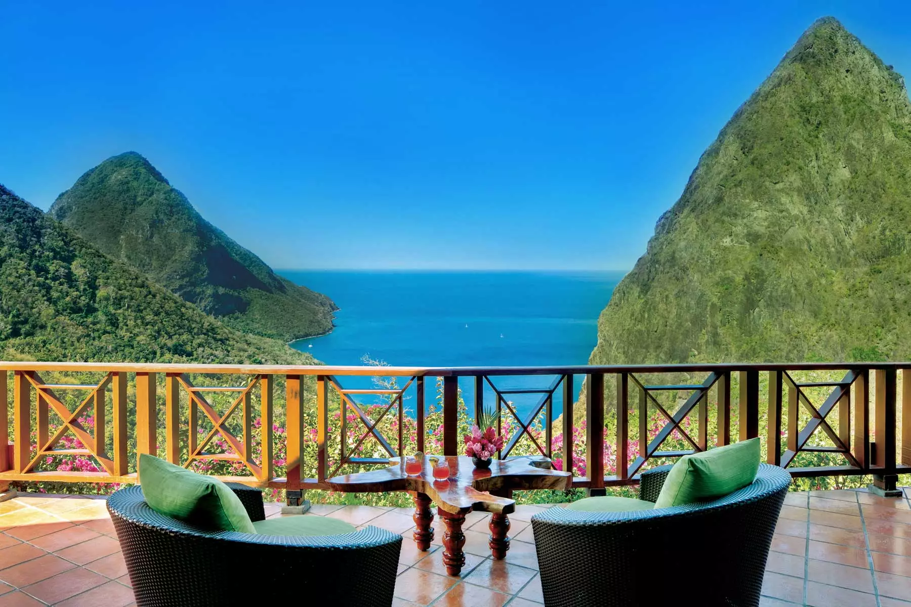 Saib ntawm pitons los ntawm ib lub villa ntawm Ladera chaw so hauv St Lucia