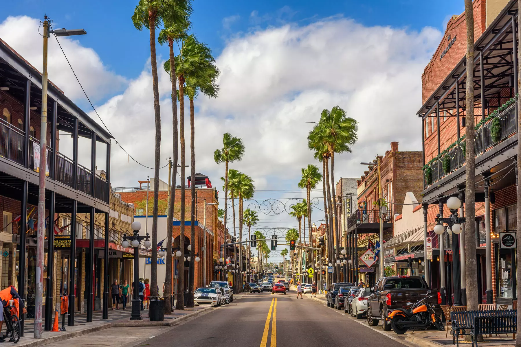 7th Avenue yang terkenal di Bandar Ybor Bersejarah, kini ditetapkan sebagai Daerah Mercu Tanda Bersejarah Negara.