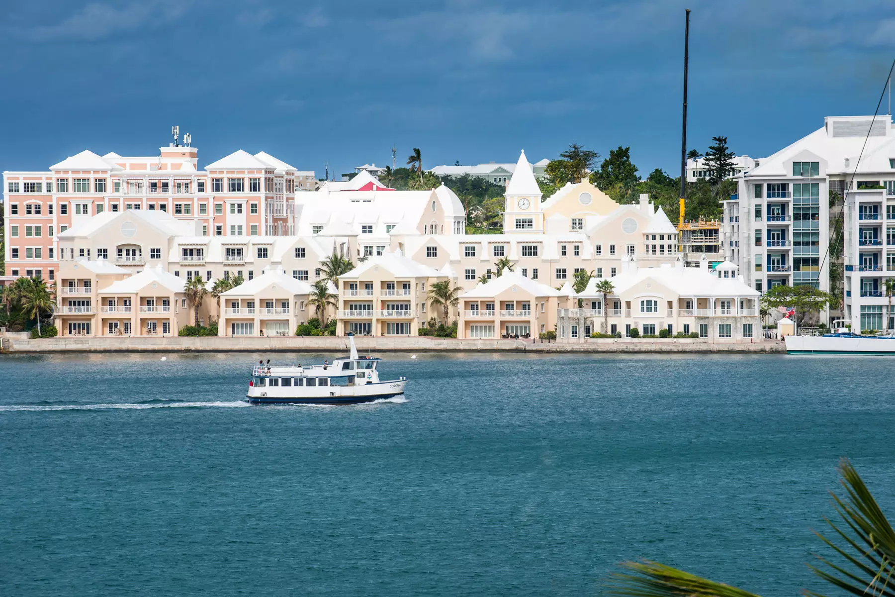 Ang ferry ay tumatawid sa tubig sa Hamilton, Bermuda