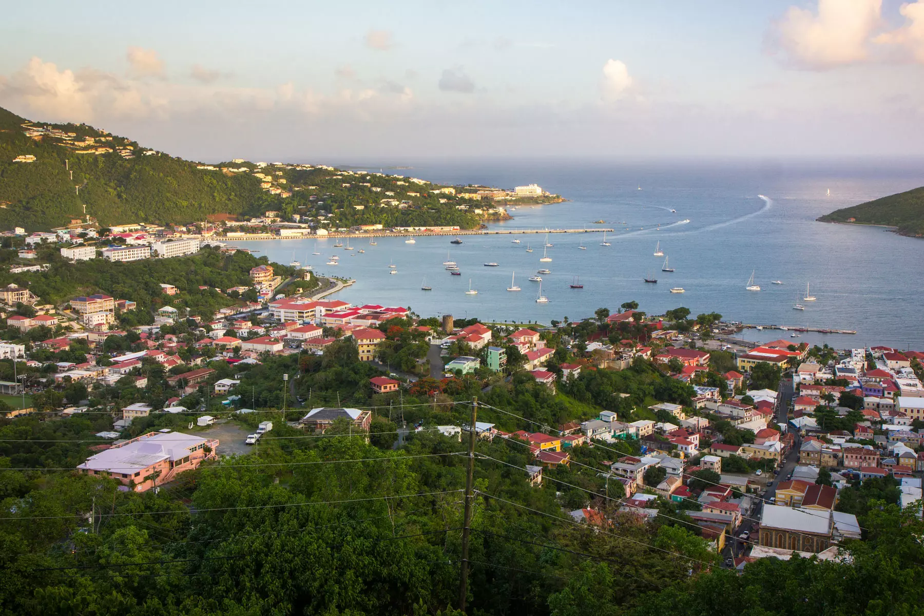 Nagsisimulang bumaba ang araw sa kalangitan sa isang bahagyang maulap na araw kung saan matatanaw ang daungan ng Charlotte Amalie, St Thomas, USVI