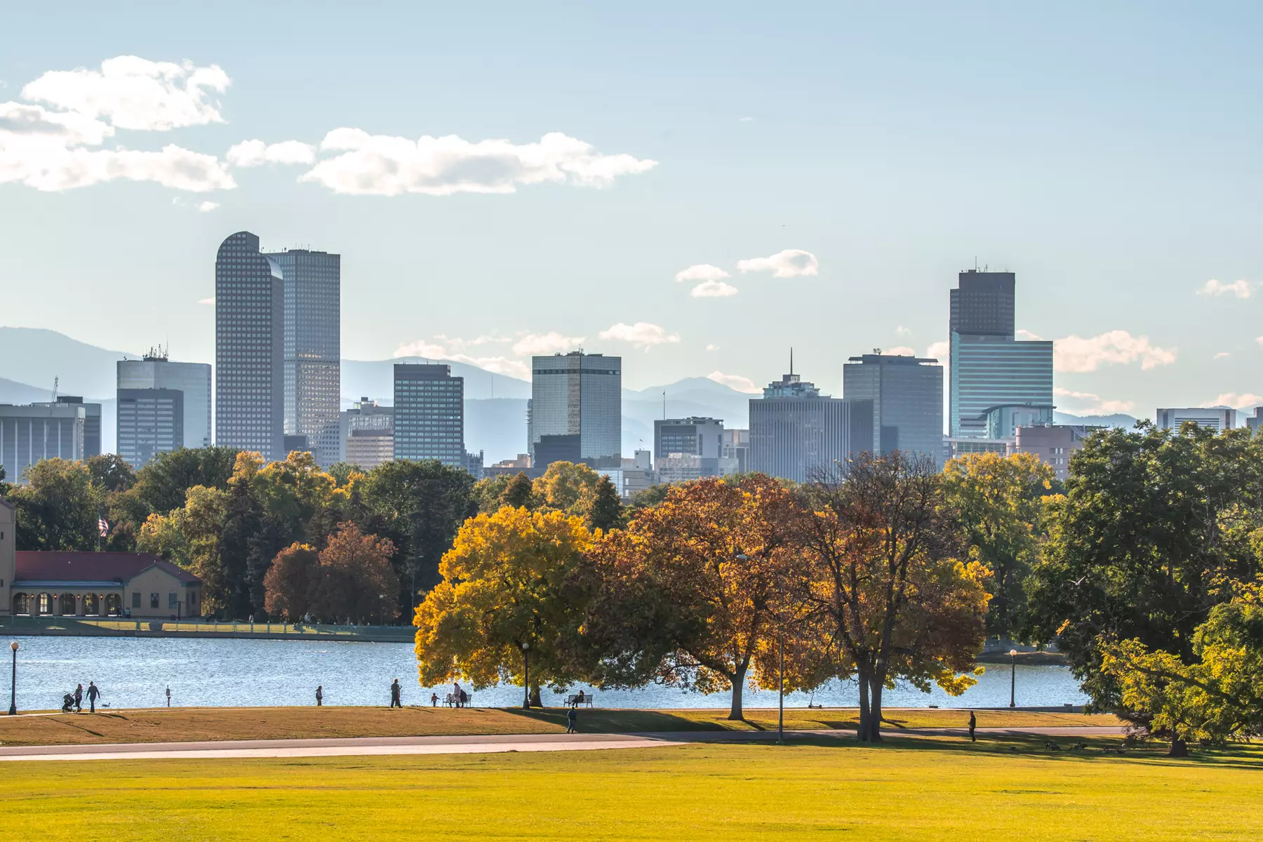 Fèy otòn ak devan lak ak orizon ak mòn nan distans la nan Denver, Kolorado.