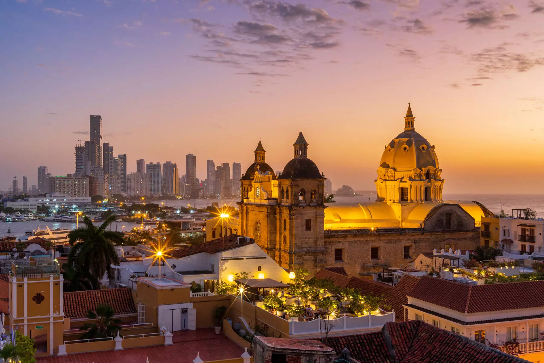 Útsýni yfir byggingar í borginni við sólsetur Cartagena