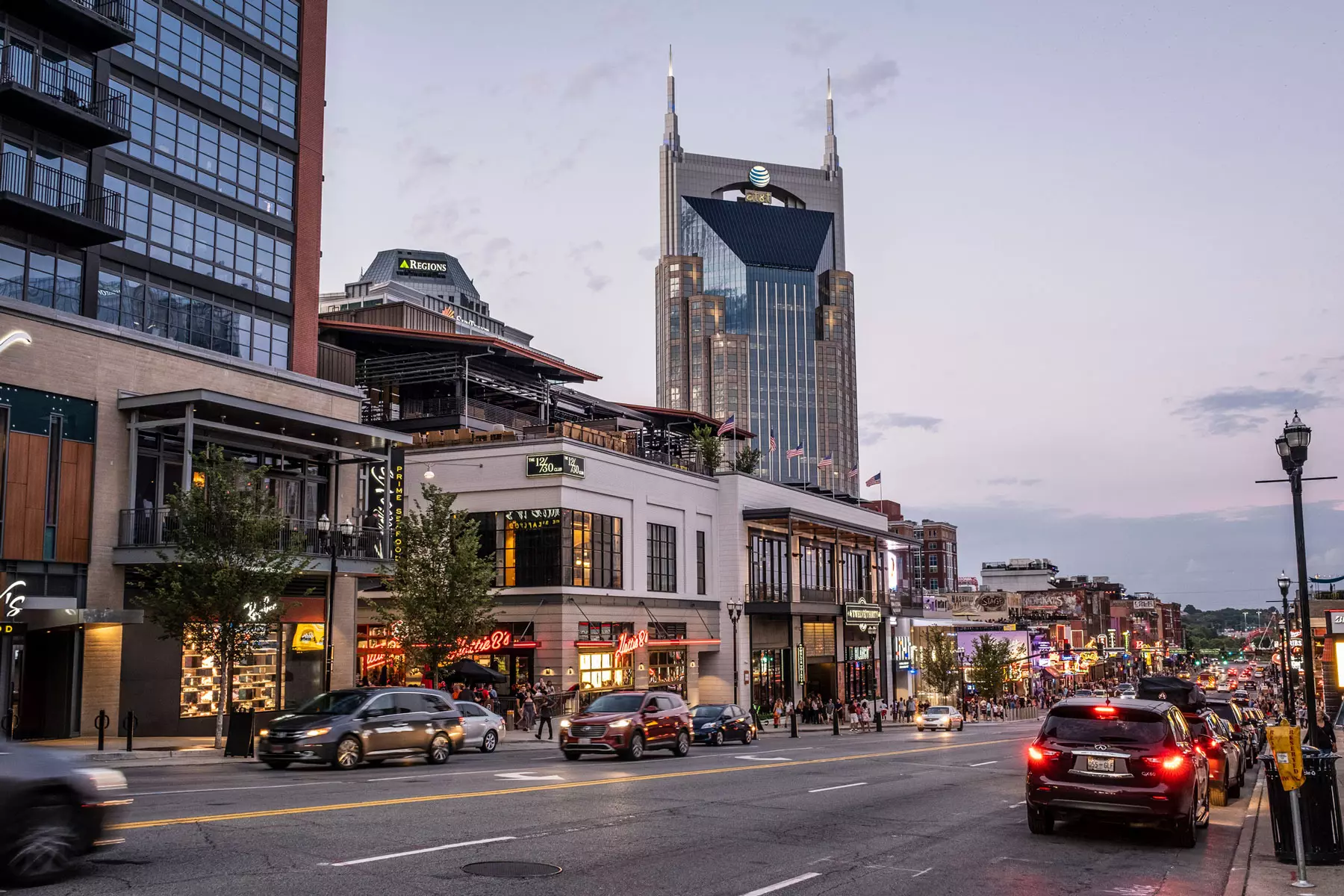 Wo isalẹ Broadway ni Nashville ni aṣalẹ