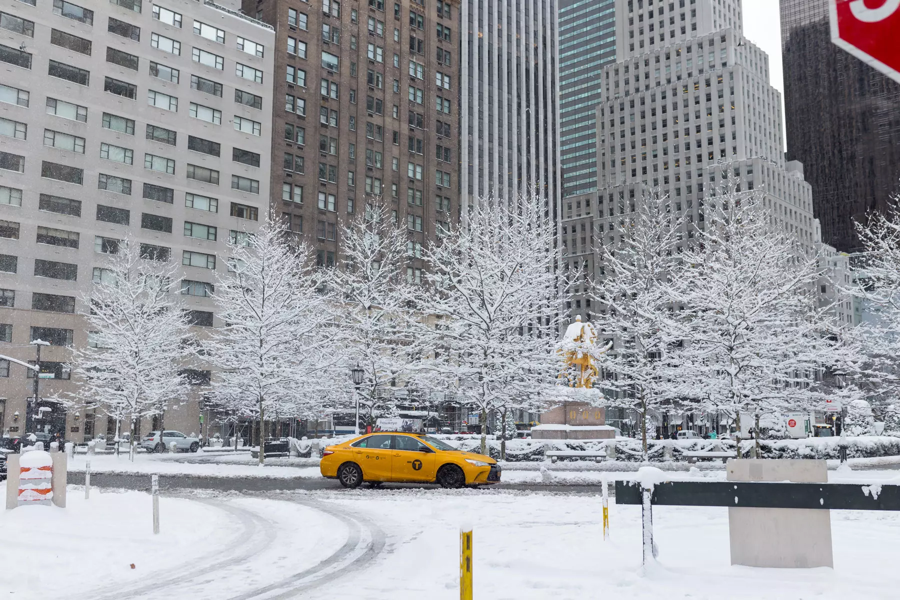 Taxi na-acha odo odo na okporo ụzọ snow kpuchie na New York City