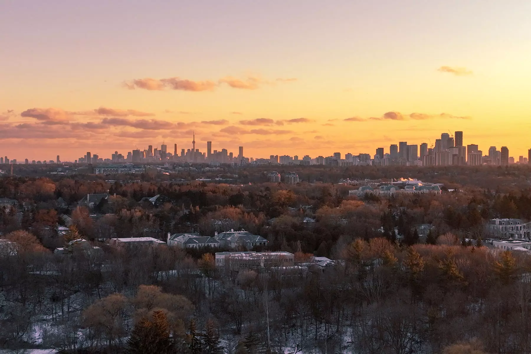 Matahari terbenam musim sejuk di Toronto, Kanada dengan pemandangan latar langit yang jauh