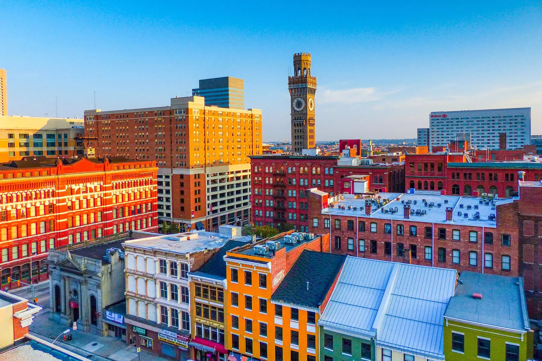 Borgarmynd yfir miðbæ Baltimore, Maryland á sólríkum degi með bláum himni