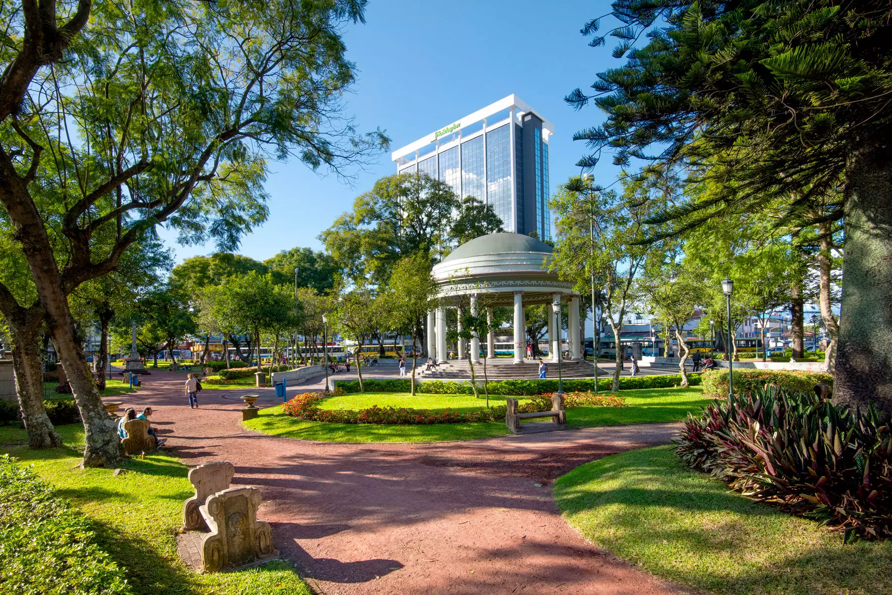 Morazan Park nan anba lavil San Jose prezante Templo de la Musica, tanp Mizik la, yon pavillion bòn tè neoklasik ki te bati nan ane 1920 yo. Bandstand konkrè a sèvi kòm senbòl ofisyèl San Jose.