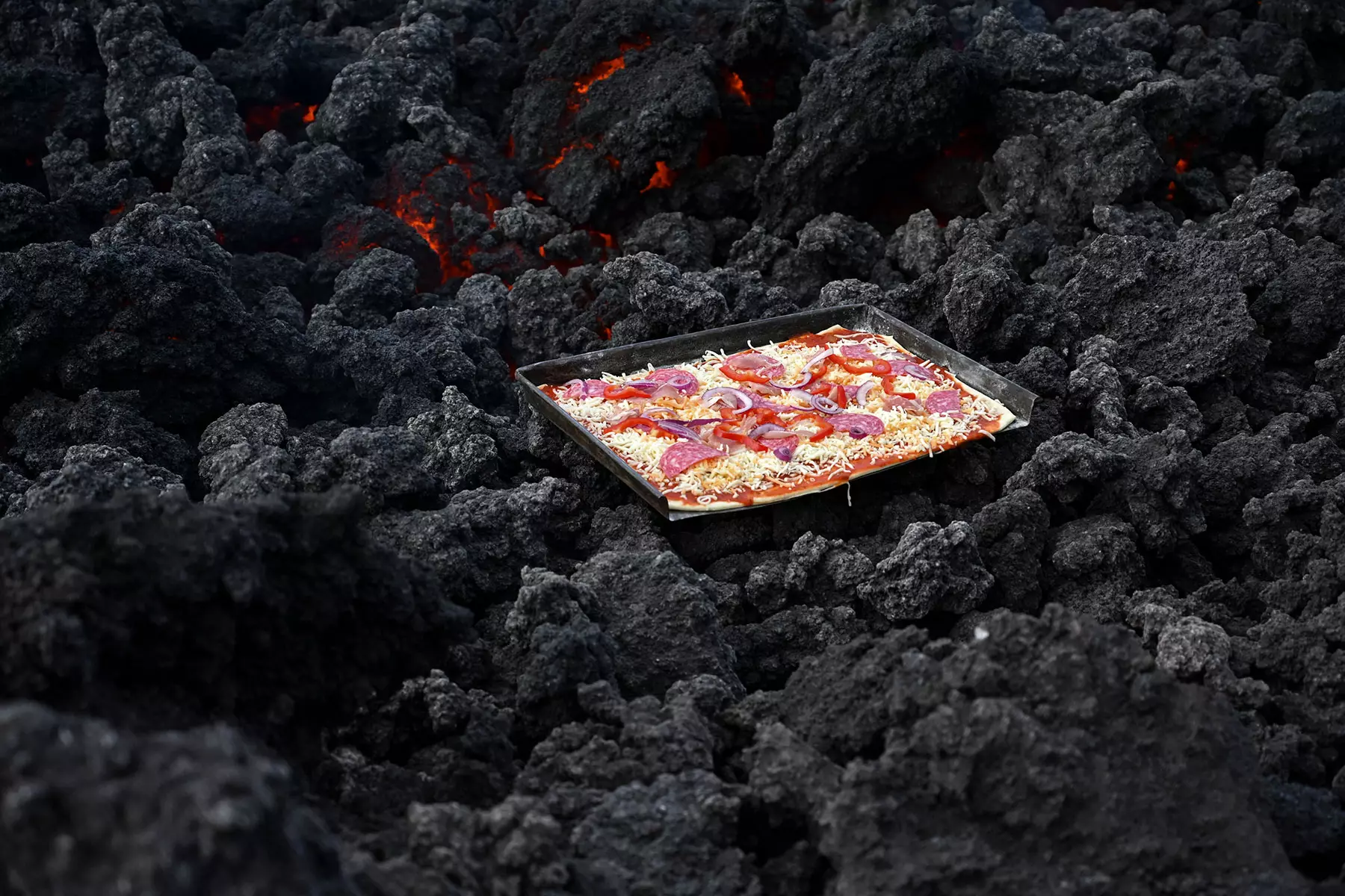 isang pizza na niluluto sa isang ilog ng lava sa Guatemala