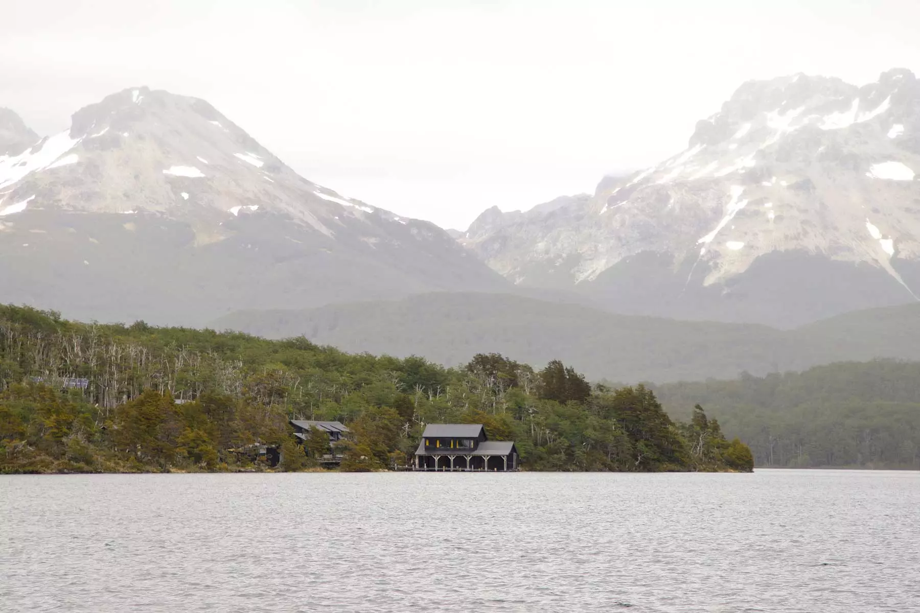 កោះឯកជនរបស់មេចុងភៅ Francis Mallmann នៅលើ Lago La Plata ក្នុងប្រទេសអាហ្សង់ទីន Patagonia