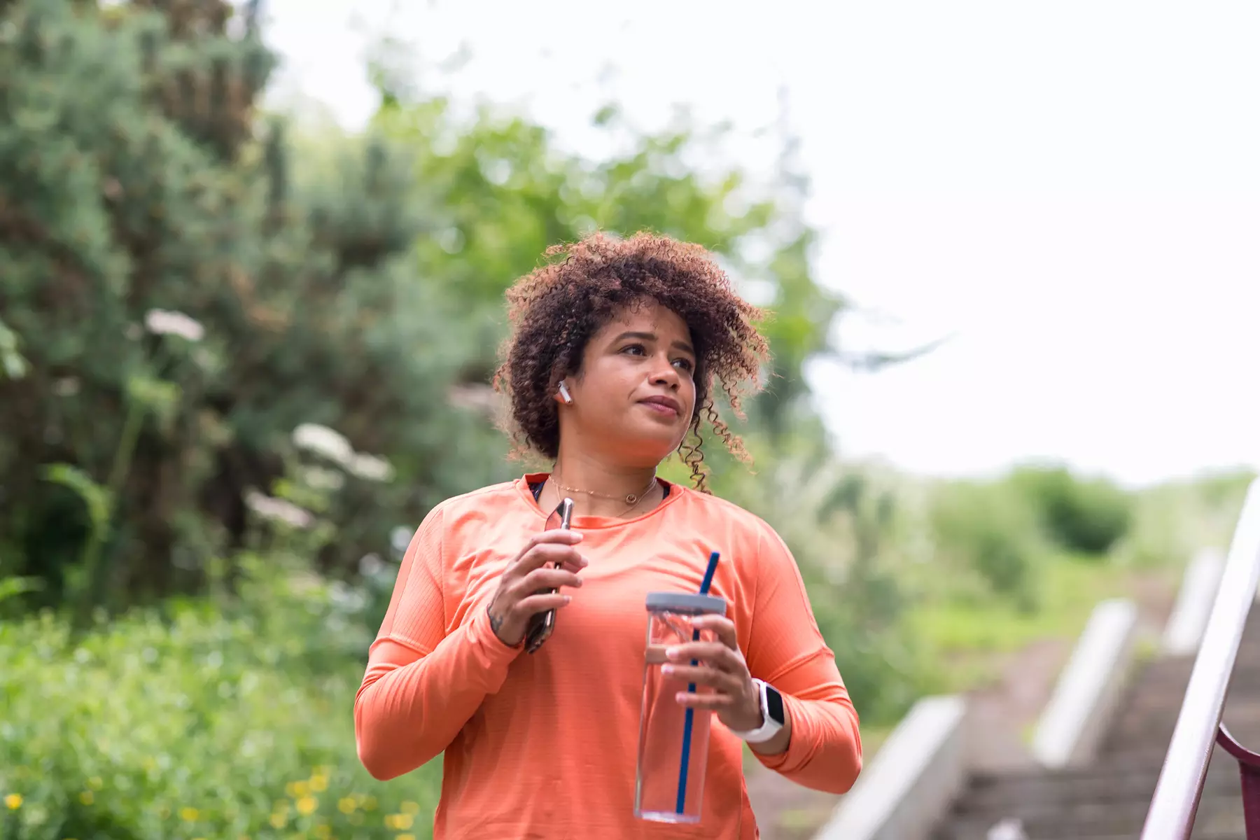 Mujer en un paseo para hacer ejercicio