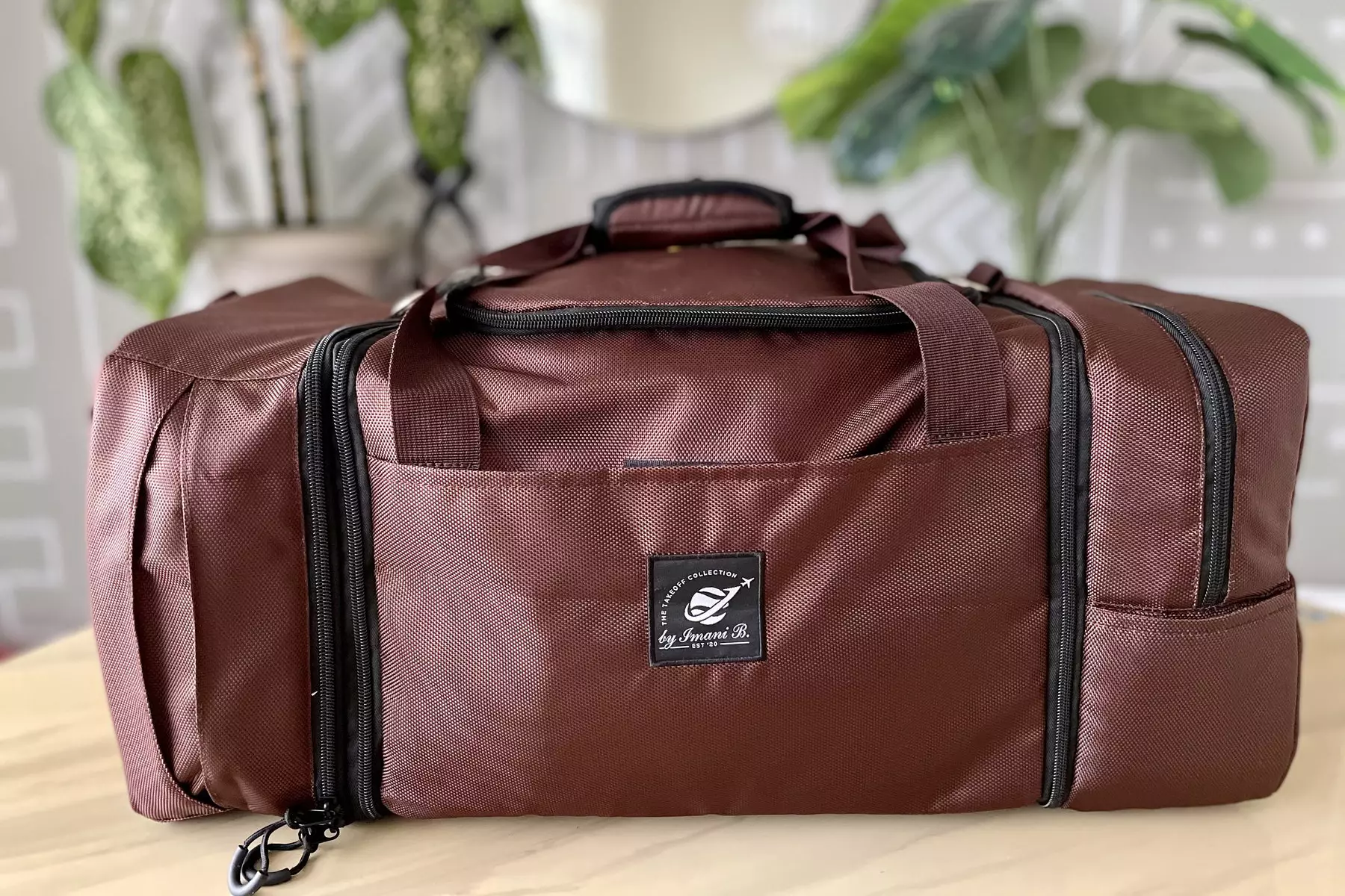 Le sac Expat en marron par The Takeoff Collection