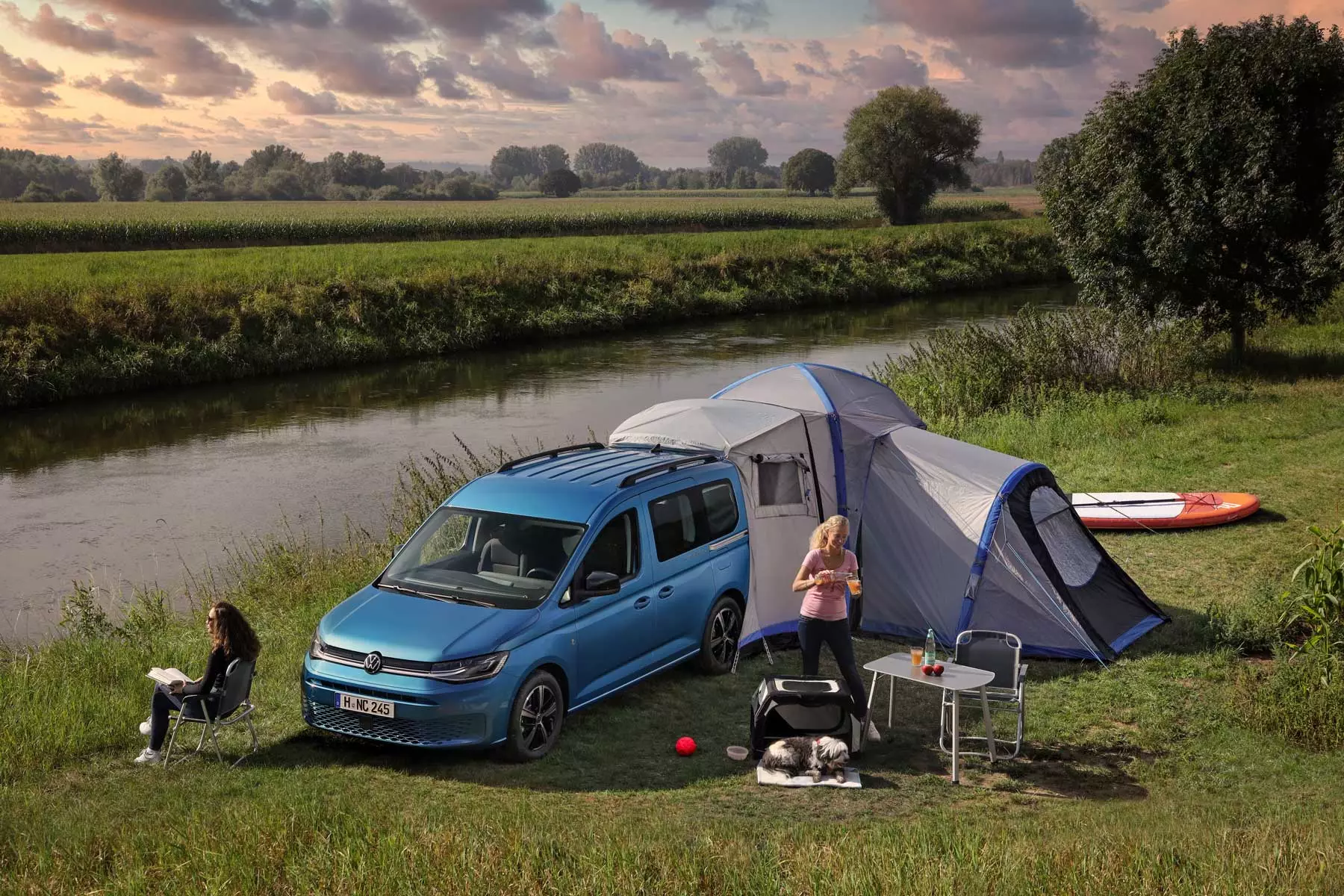 El Volkswagen California Caddy 2021 s'amplia per ser un càmping amb tenda de campanya prop d'un riu