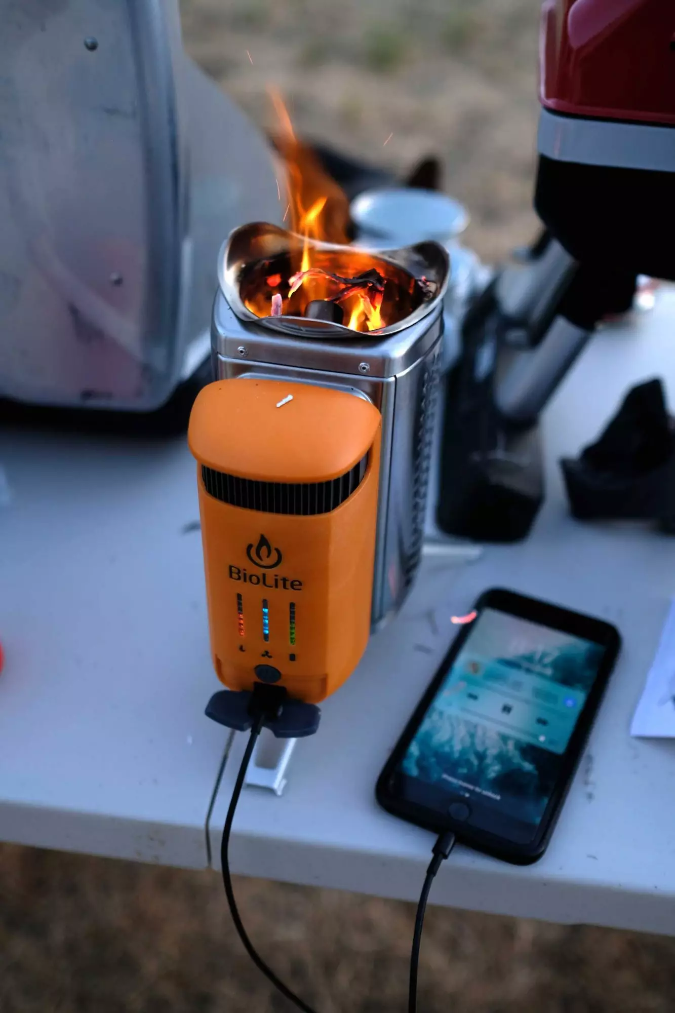 電話のバッテリー電源で使用されるBioliteキャンプストーブ