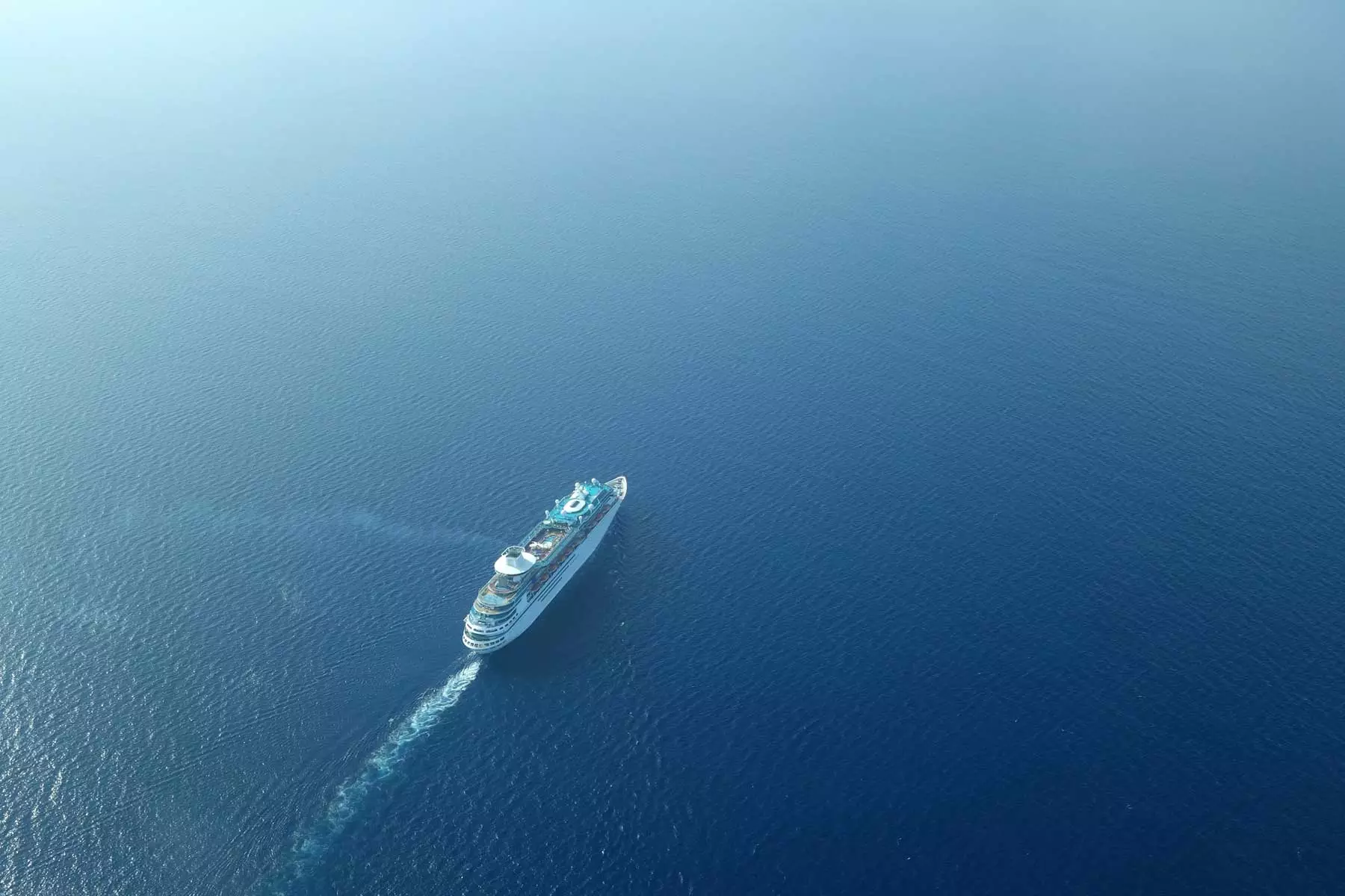 Vue aérienne du bateau de croisière au milieu de l'océan