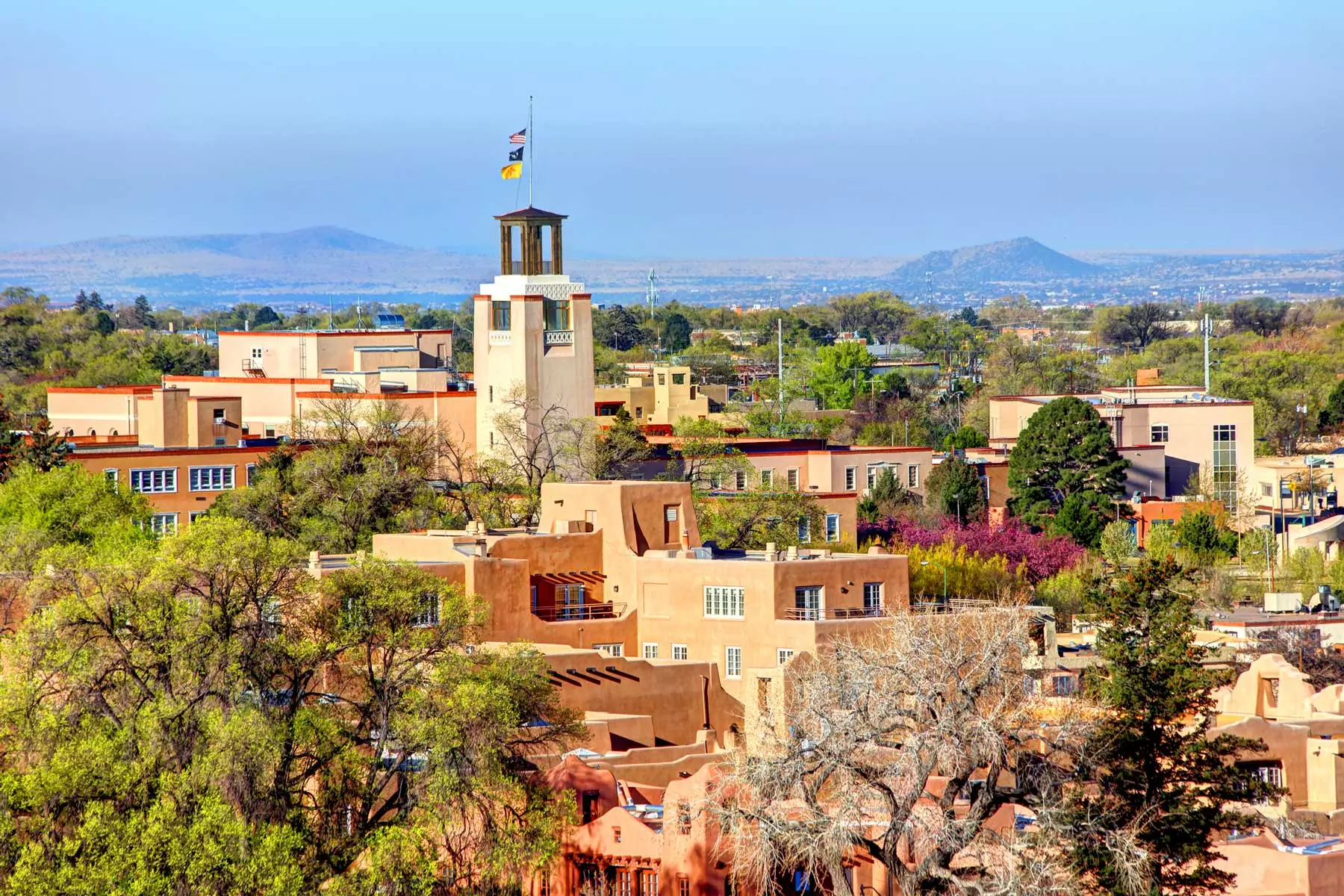 ທັດສະນະຂອງອາຄານແບບ Pueblo ໃນ Santa Fe, New Mexico