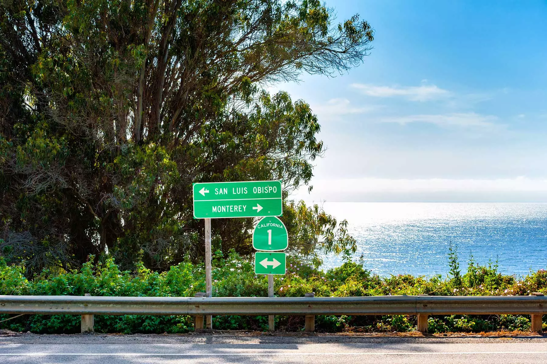 Shenjat e drejtimit për në San Luis Obispo dhe Monterey përgjatë autostradës 1 në Big Sur, Kaliforni