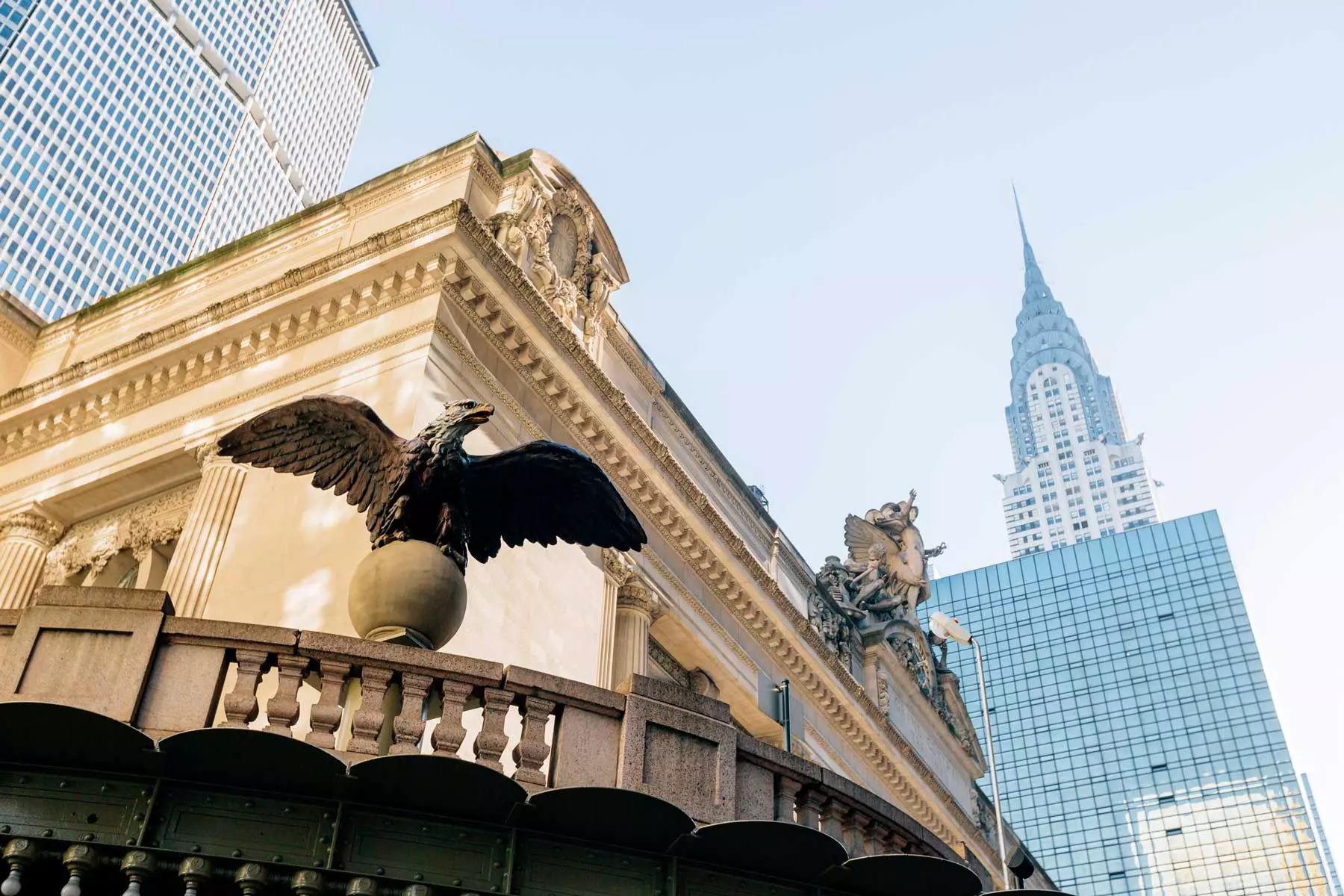 La statue de l'aigle à l'extérieur de la gare Grand Central avec vue sur le bâtiment Chrysler derrière