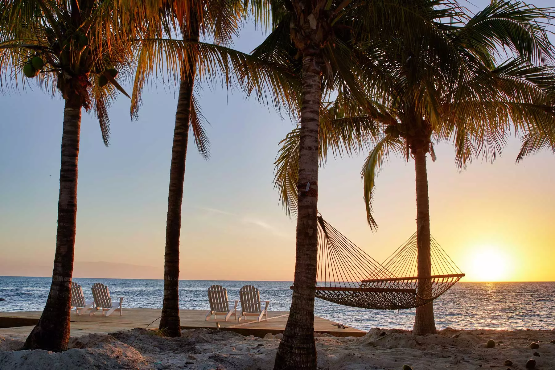 Coucher de soleil sur la plage à Isla Bella Beach Resort dans les Florida Keys