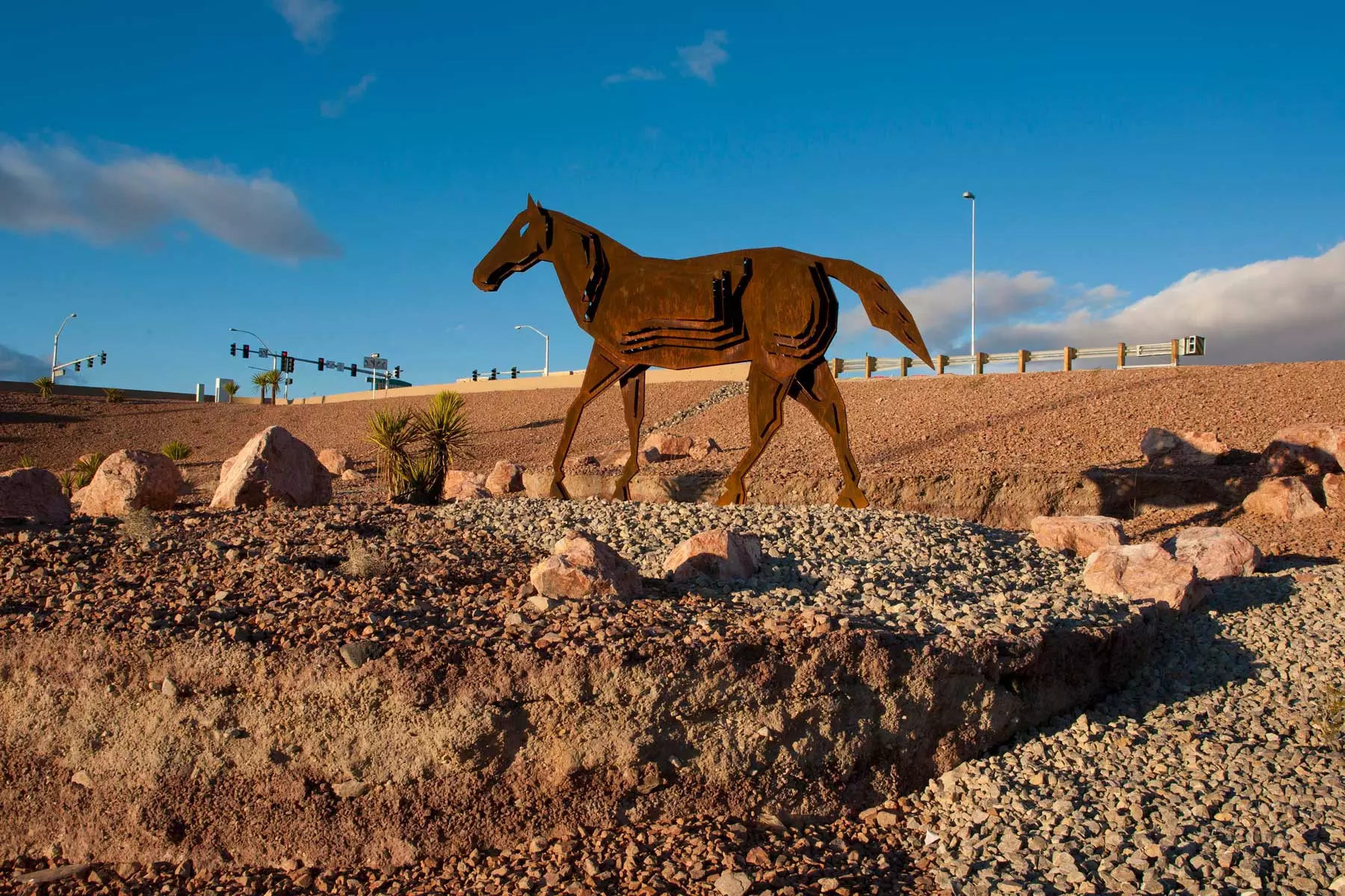 Sculpture en métal d'une ligne de chevaux une nouvelle section réaménagée de l'Interstate 15 près du viaduc de Russell Avenue à Las Vegas, Nevada.