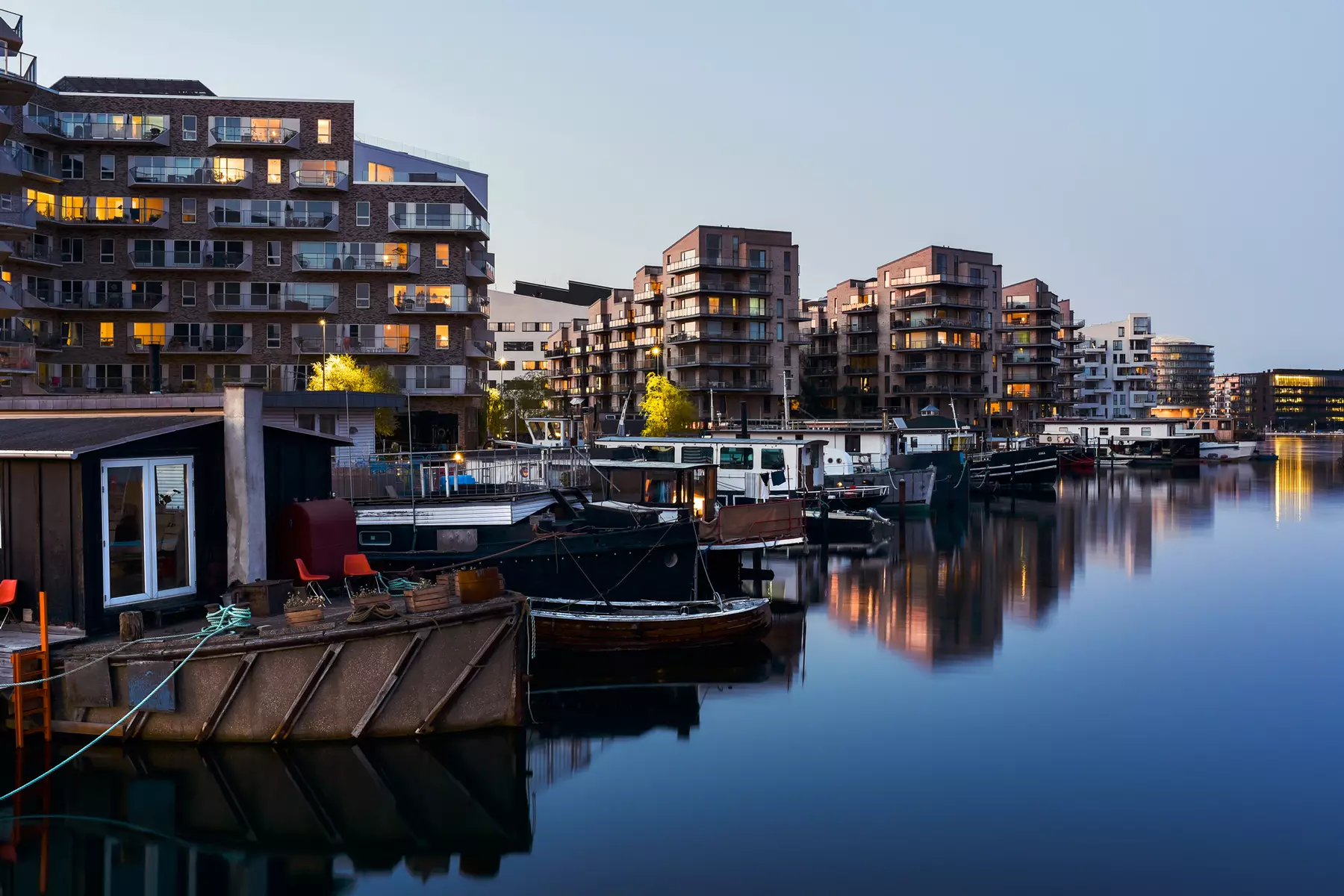 Panorama ng mga bahay sa mga bangka sa daungan ng Copenhagen sa dapit-hapon