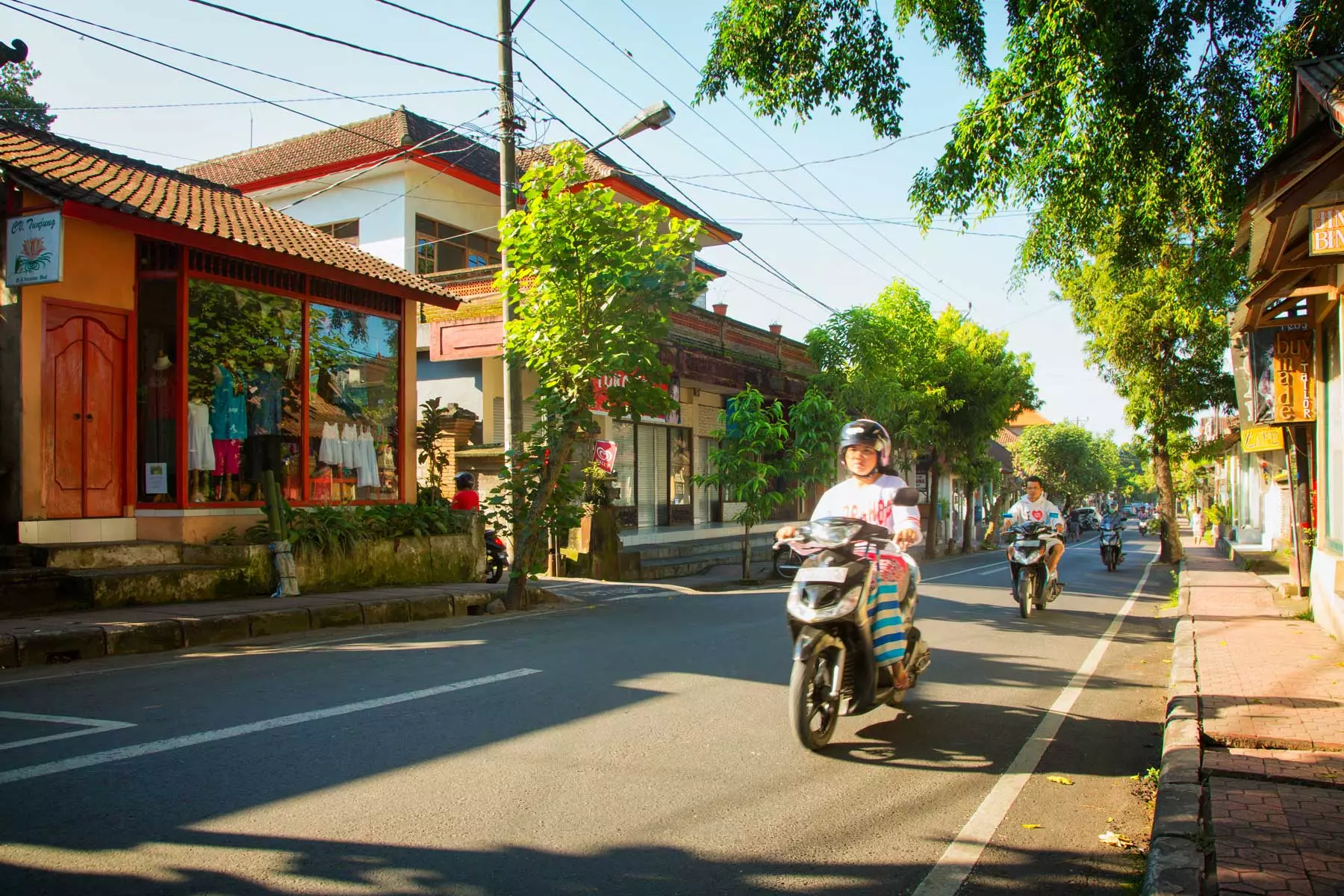 Vyrai, važiuojantys motociklais per Ubudą, Indoneziją