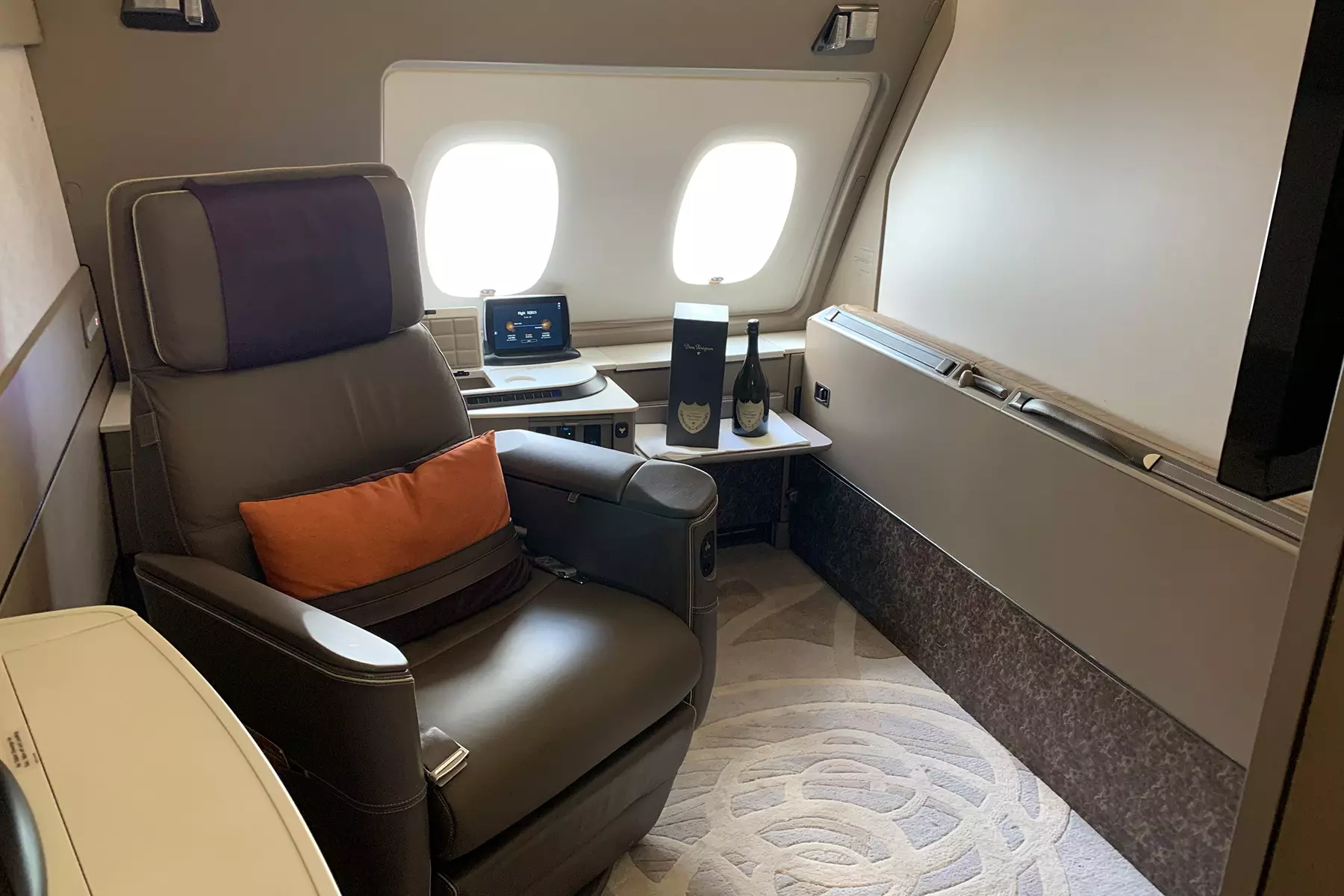 Крэсла і бутэлька шампанскага з люкса першага класа авіякампаніі Singapore Airlines A380